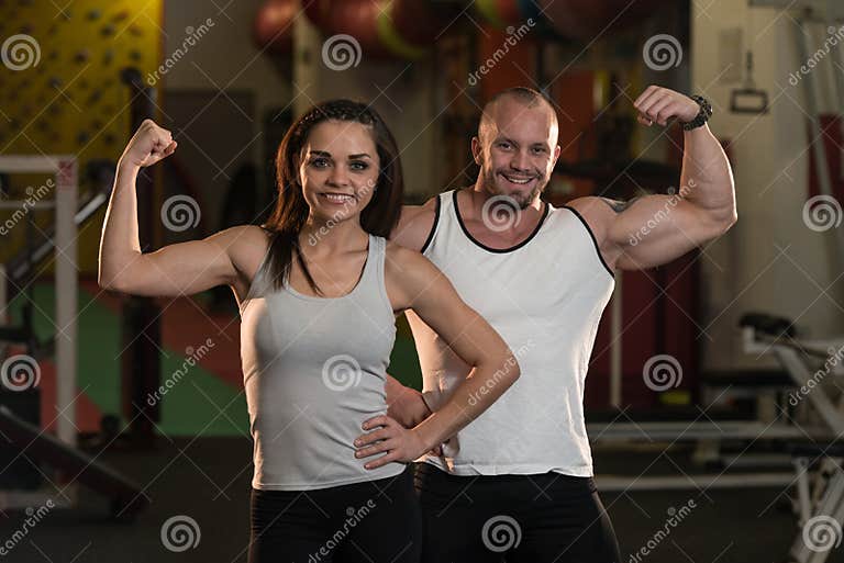 Couples De Bodybuilding Montrant Leur Double Pose De Biceps Image stock ...