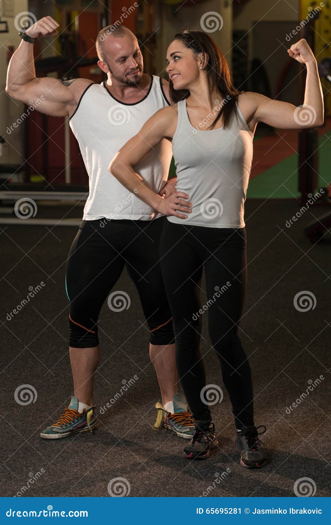 Couples De Bodybuilding Montrant Leur Double Pose De Biceps Image stock ...