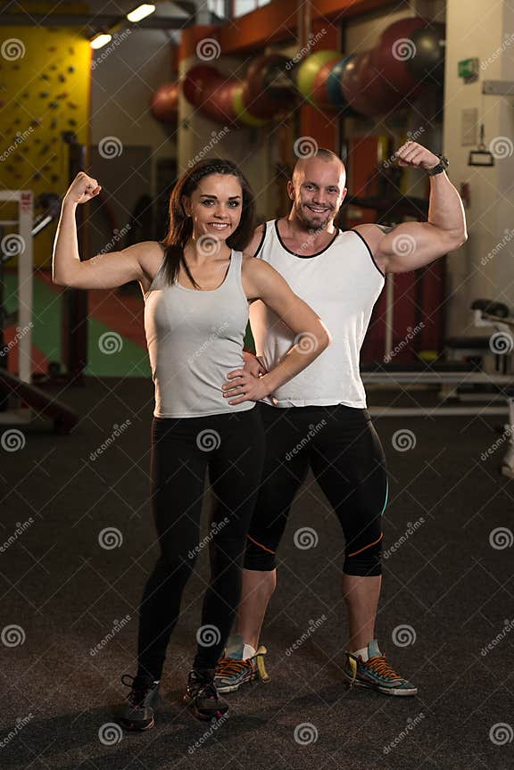 Couples De Bodybuilding Montrant Leur Double Pose De Biceps Image stock ...