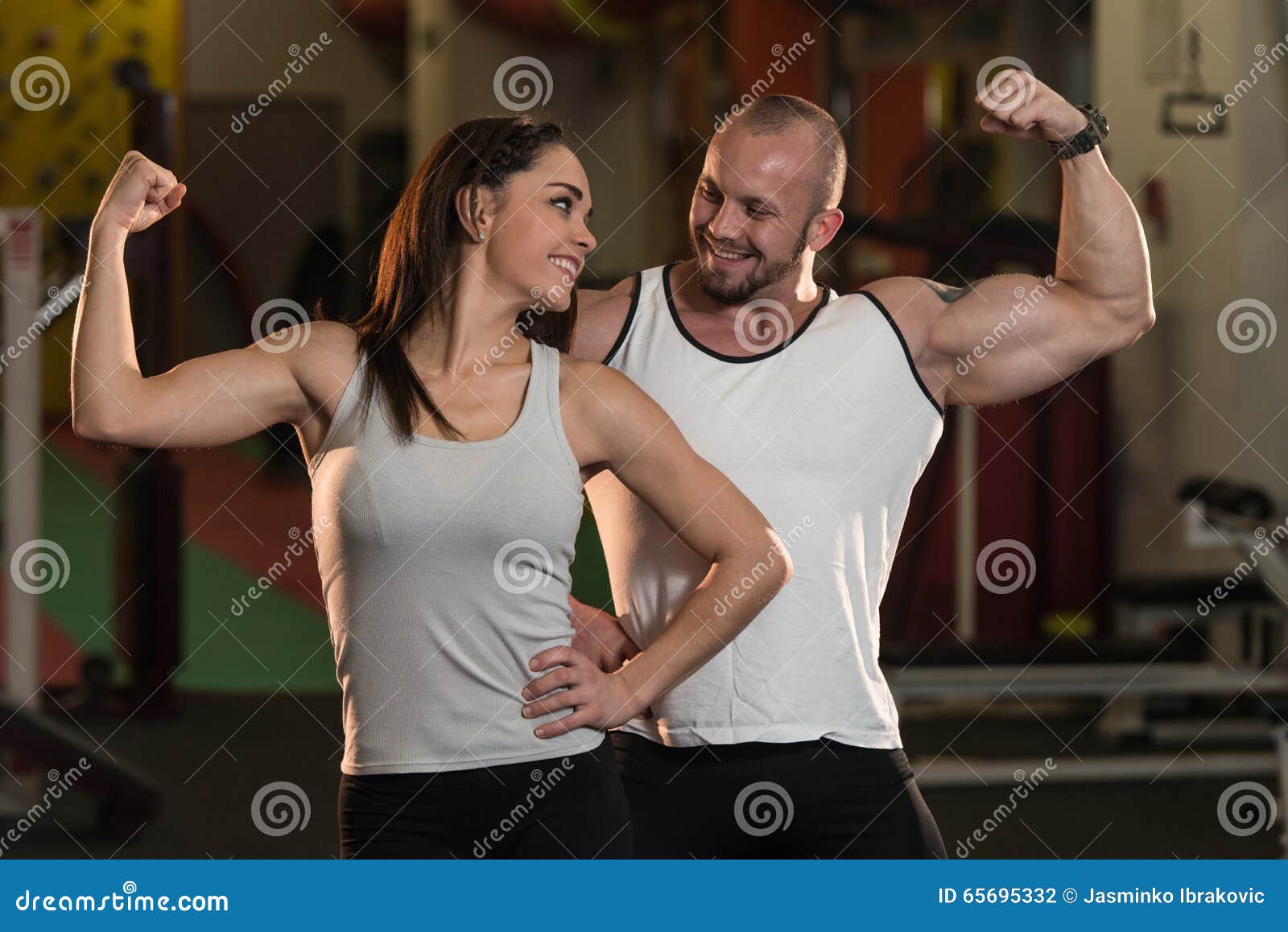 Couples De Bodybuilding Montrant Leur Double Pose De Biceps Photo stock ...