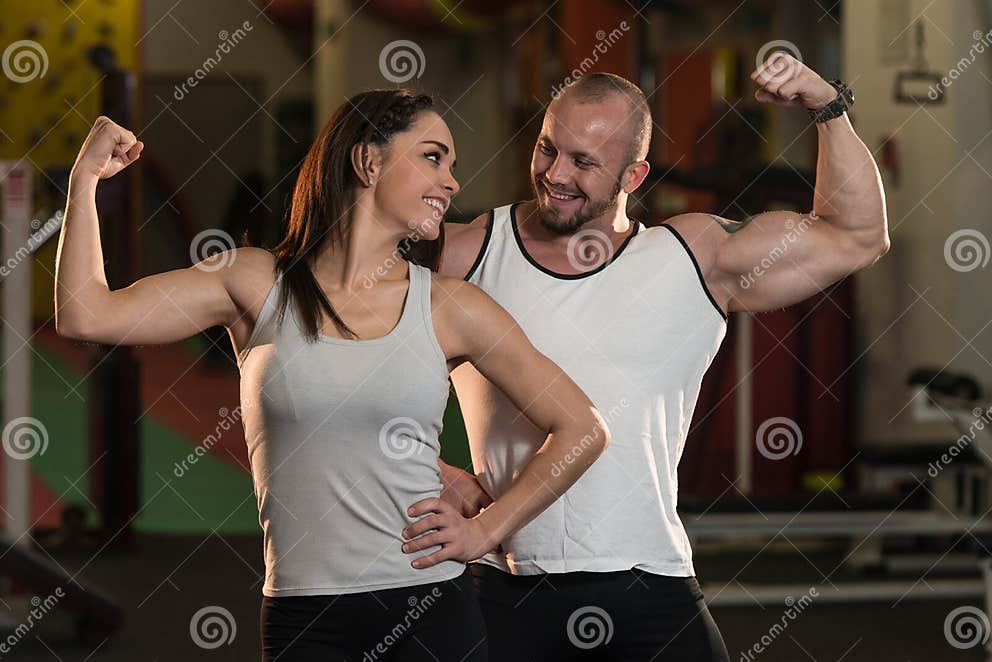 Couples De Bodybuilding Montrant Leur Double Pose De Biceps Photo stock ...