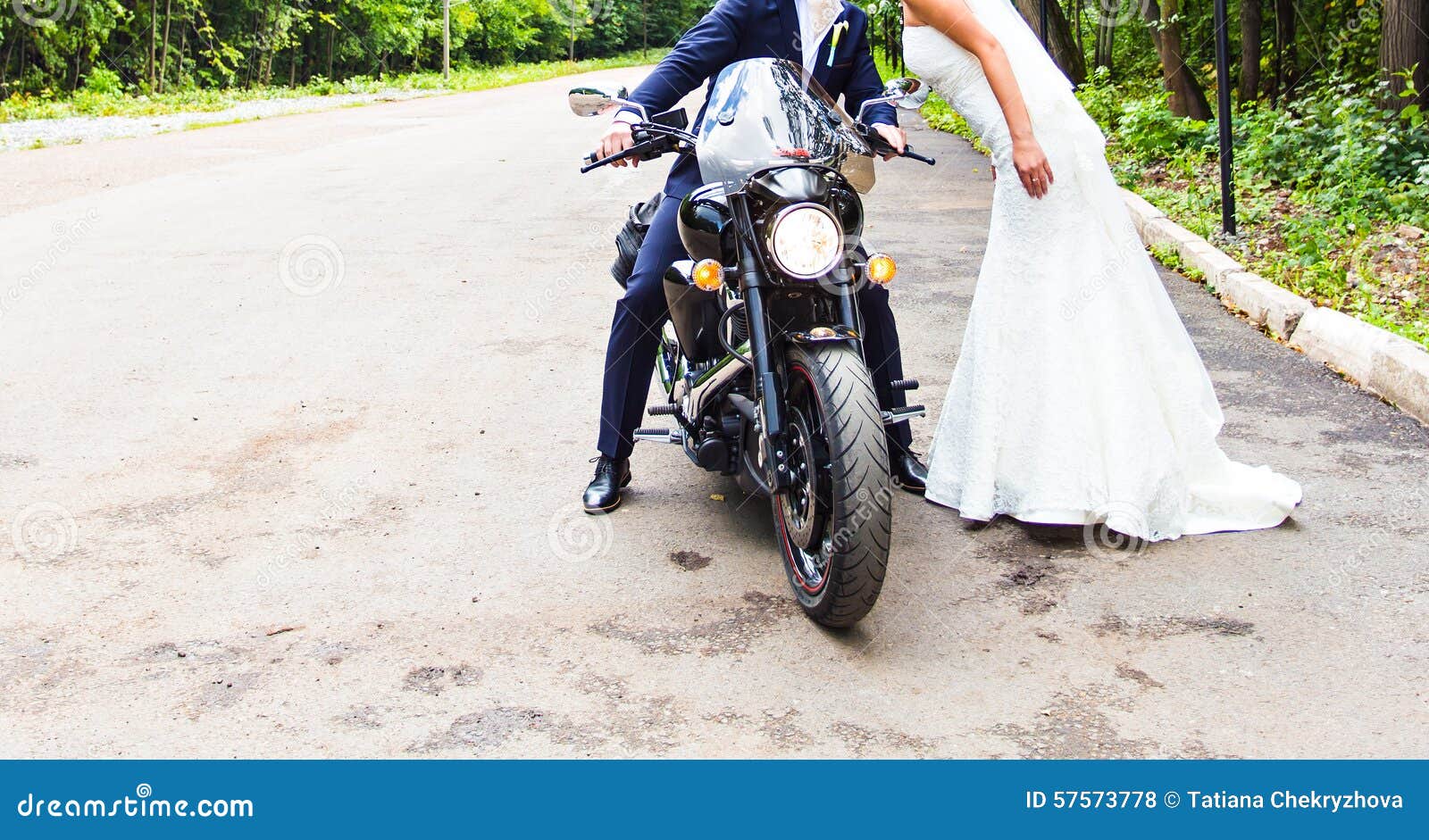 Couples De Mariage Sur La Moto Photo stock - Image du honeymoon ...