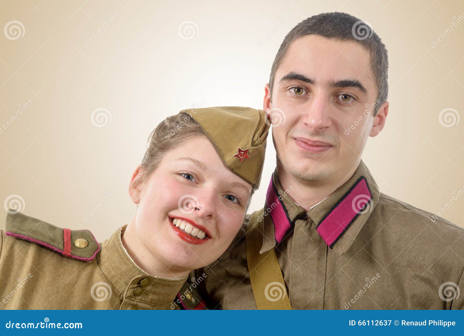 Couples De Portrait Dans L'uniforme Militaire Russe Image stock - Image ...