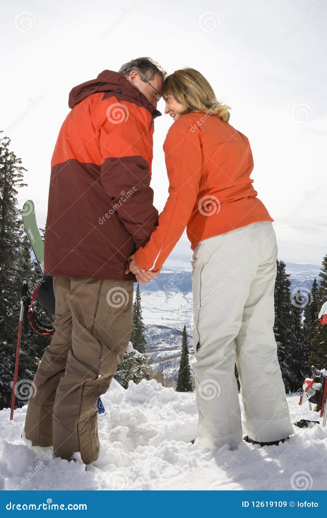 Couples De Ski Dans Des Mains De Fixation De Neige Image stock - Image ...