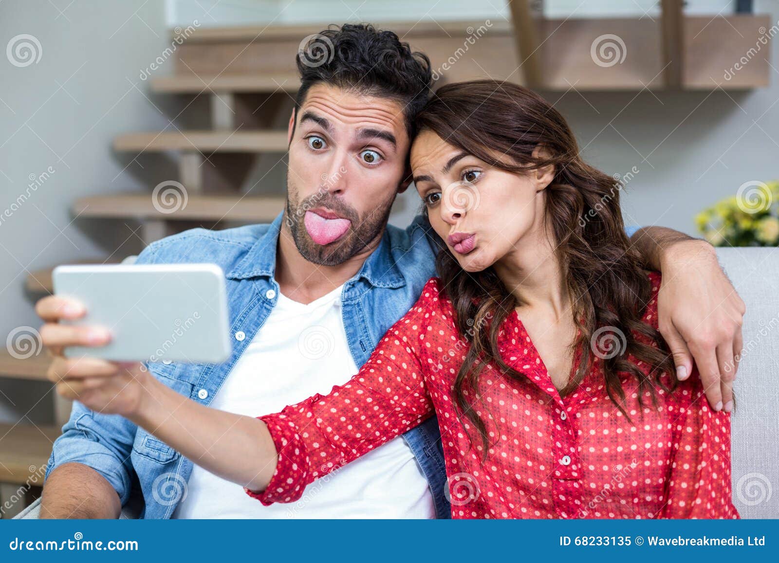 Couples Faisant Des Visages Tout En Prenant Le Selfie Image stock ... Couples Faisant Des Visages Tout En Prenant Le Selfie Image stock ...