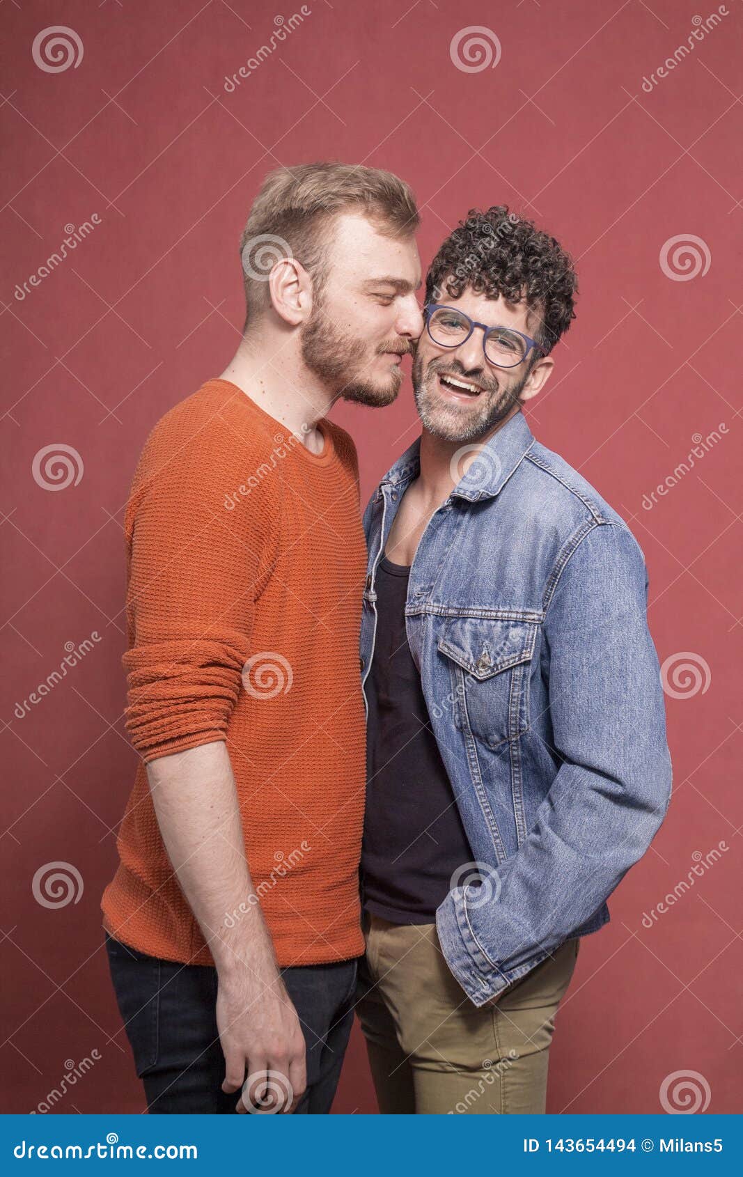 Couples Gais Caresse Intime Devant La Caméra Photo Stock Image Du