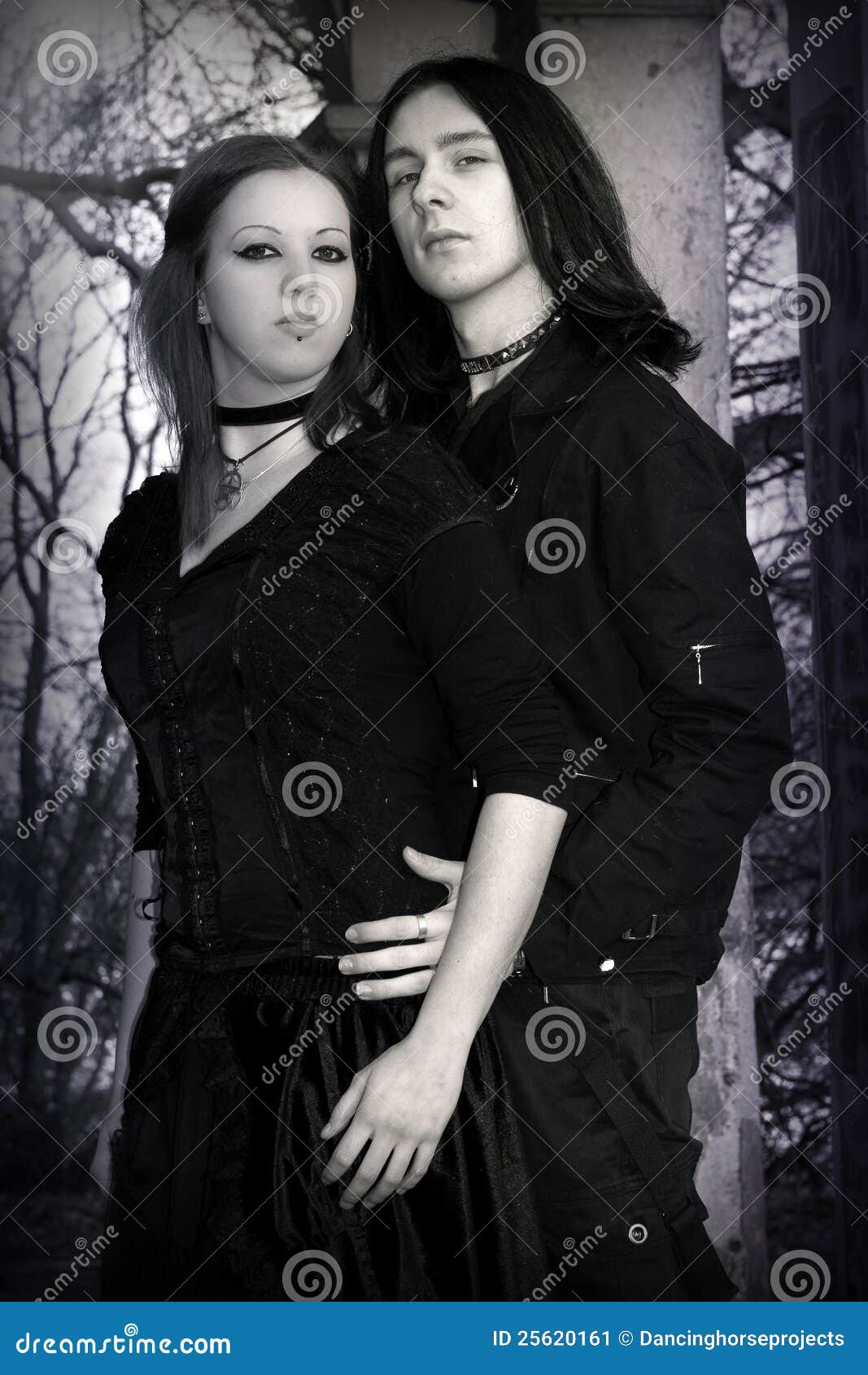 Couples gothiques image stock. Image du humain, foncé - 25620161