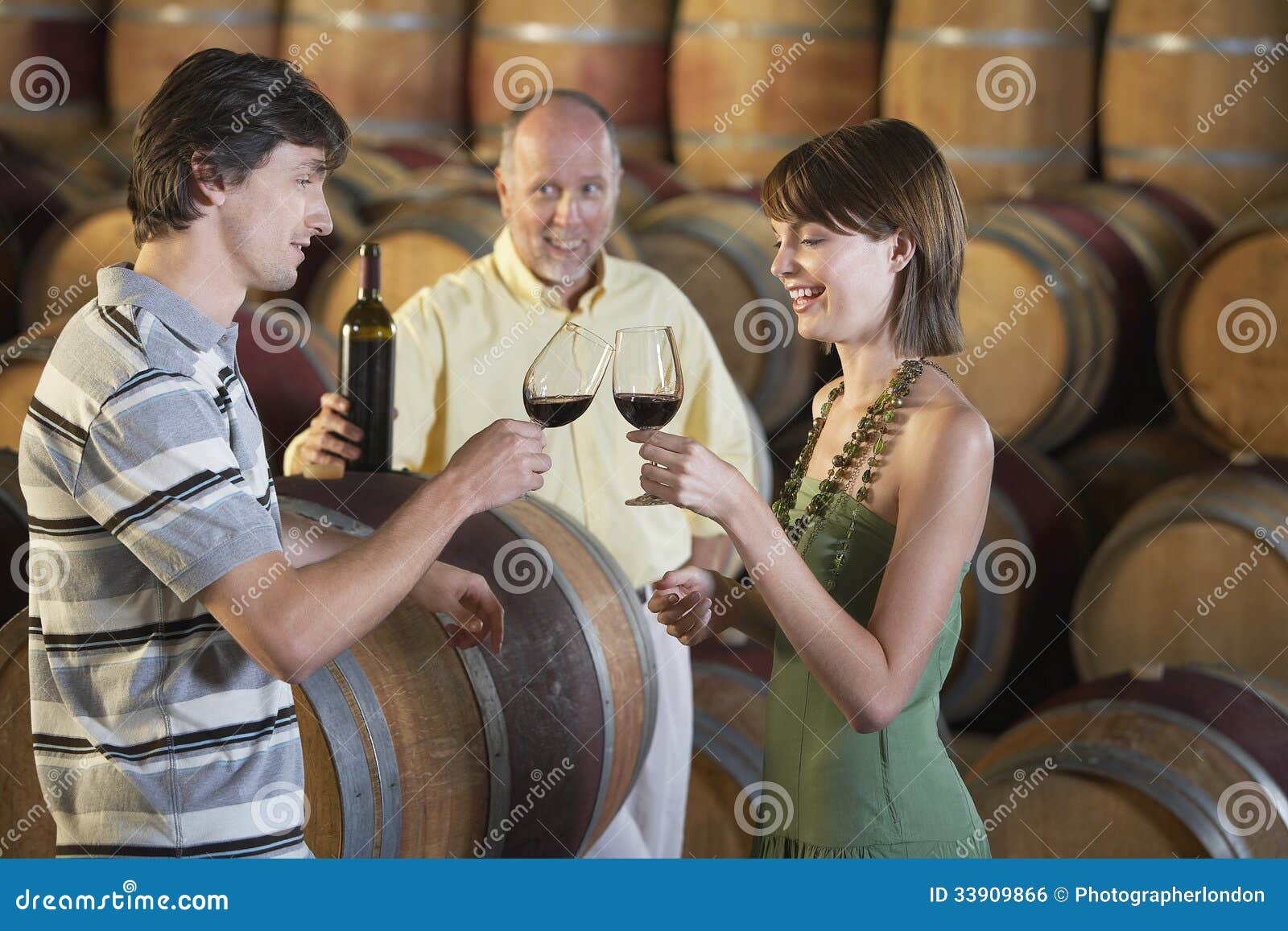 Couples Grillant Le Vin Rouge Dans La Cave Photo stock - Image du ...