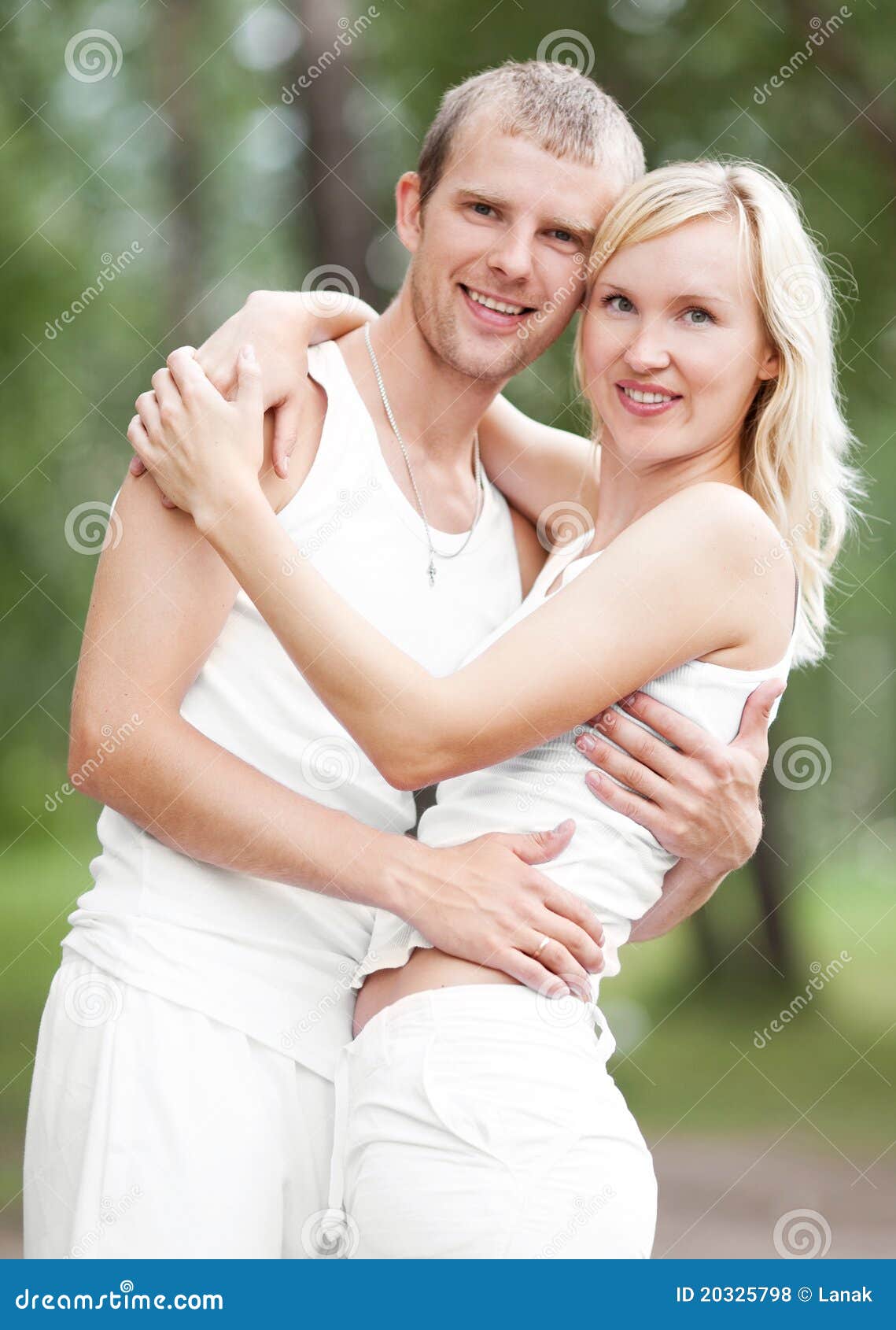 Couples heureux photo stock. Image du forêt, prise, amour - 20325798