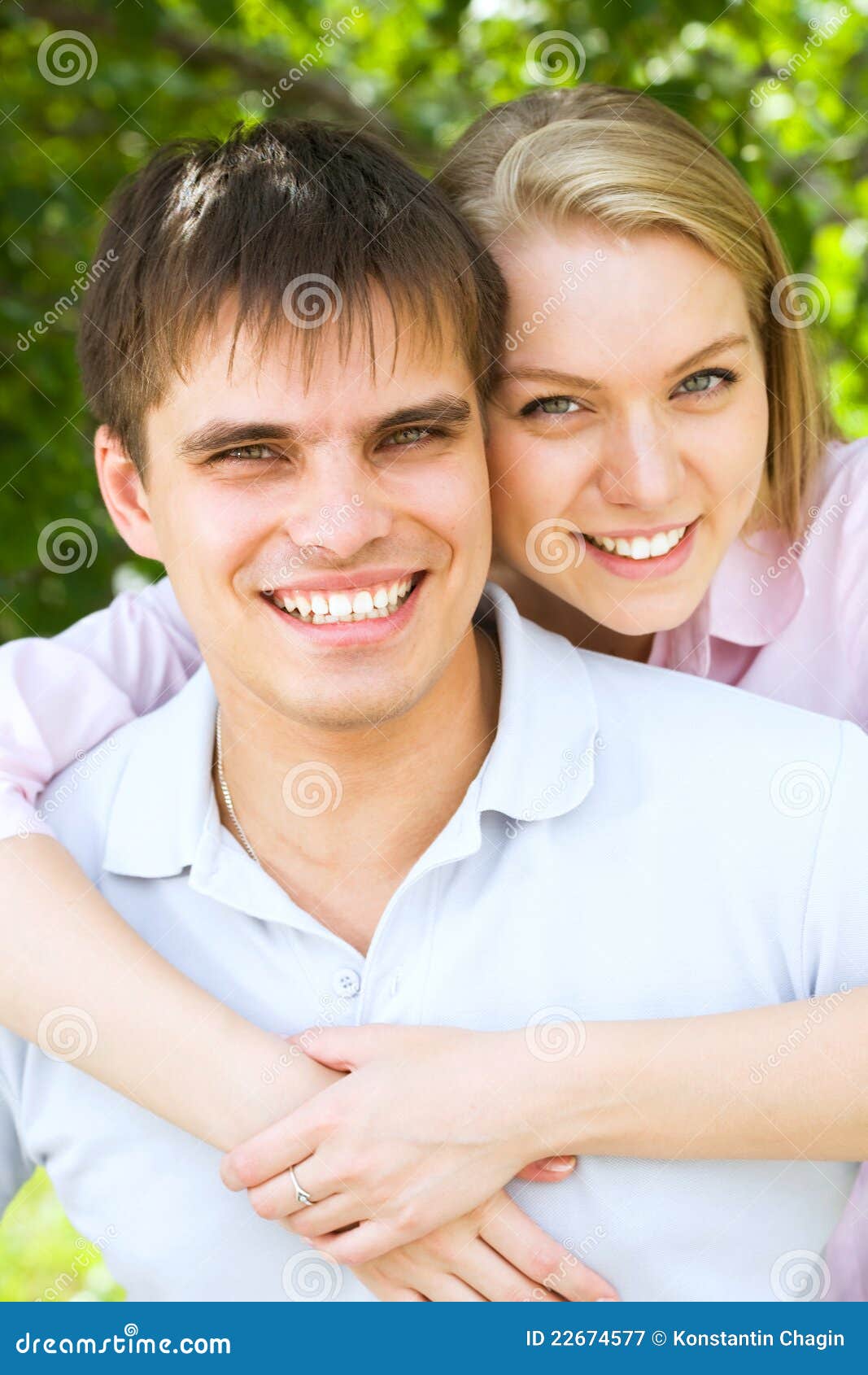 Couples heureux image stock. Image du moderne, lifestyle - 22674577