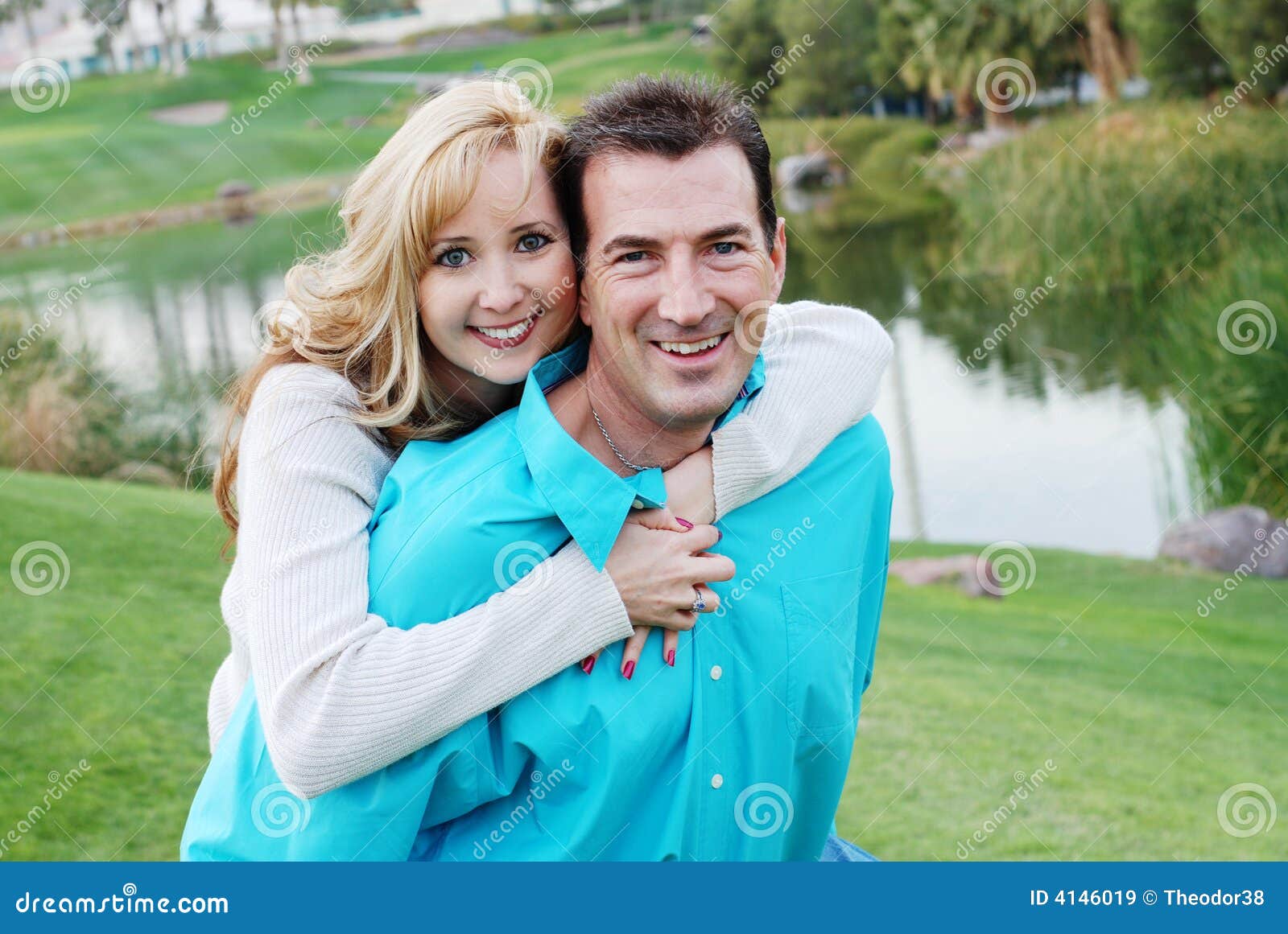 Couples heureux image stock. Image du beau, attrayant - 4146019