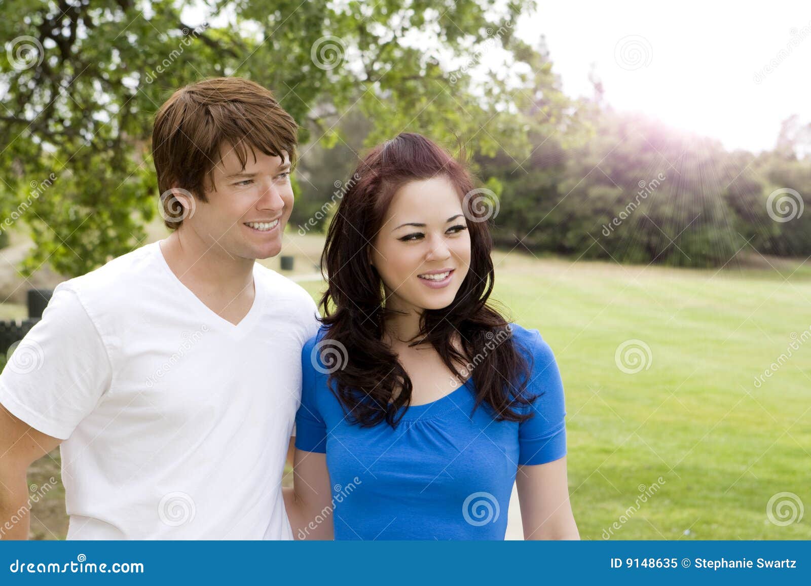 Couples heureux image stock. Image of herbe, amour, passionné - 9148635
