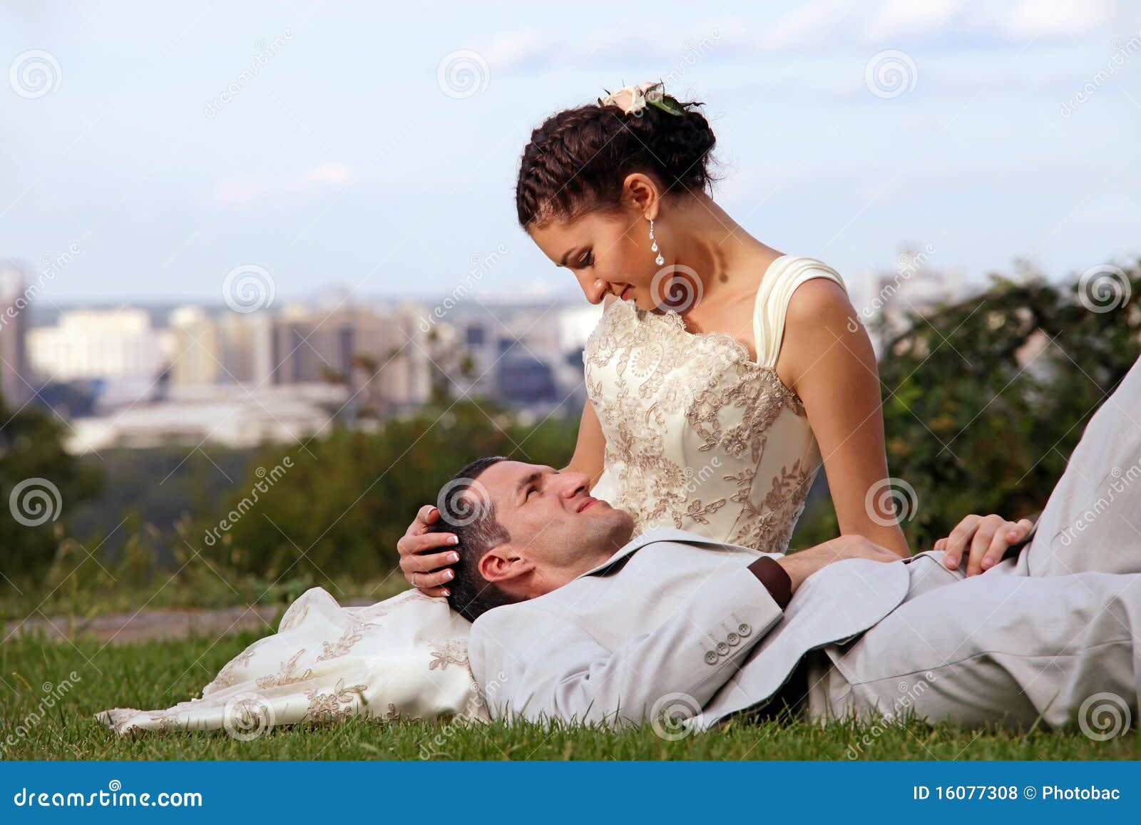 Couples Heureux De Mariage Se Couchant Sur L'herbe Photo stock - Image ...