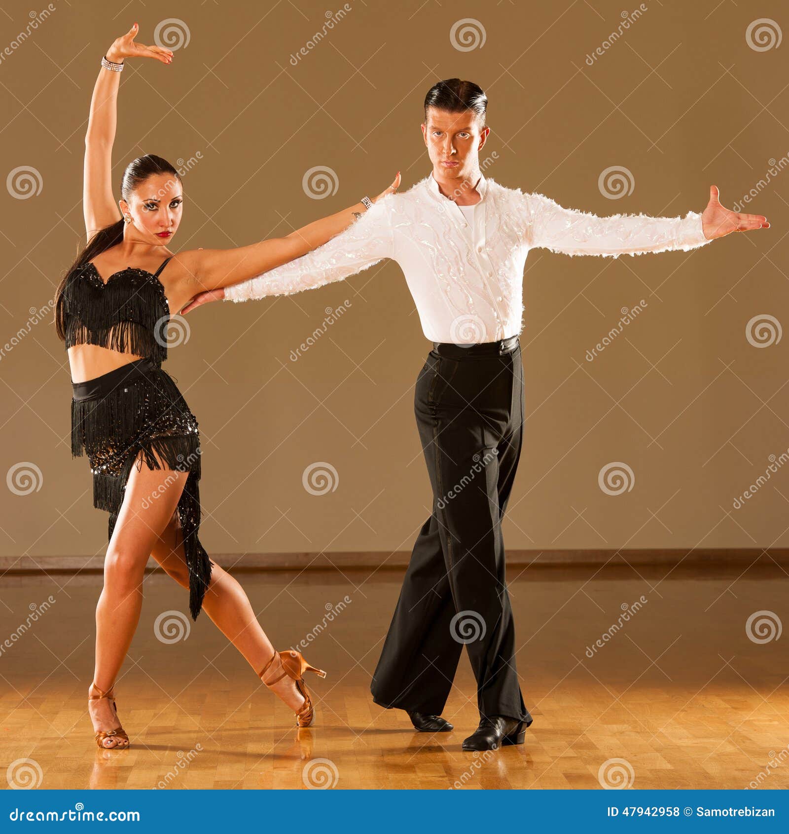 Couples Latins De Danse Dans L'action - Samba Sauvage De Danse Photo ...