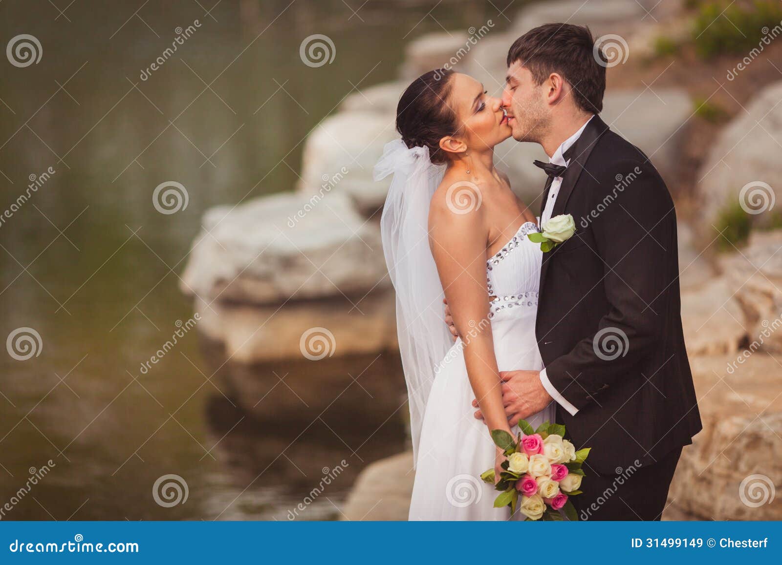 Couples Nuptiales Tenant Le Lac Proche Image stock - Image du bouquet ...