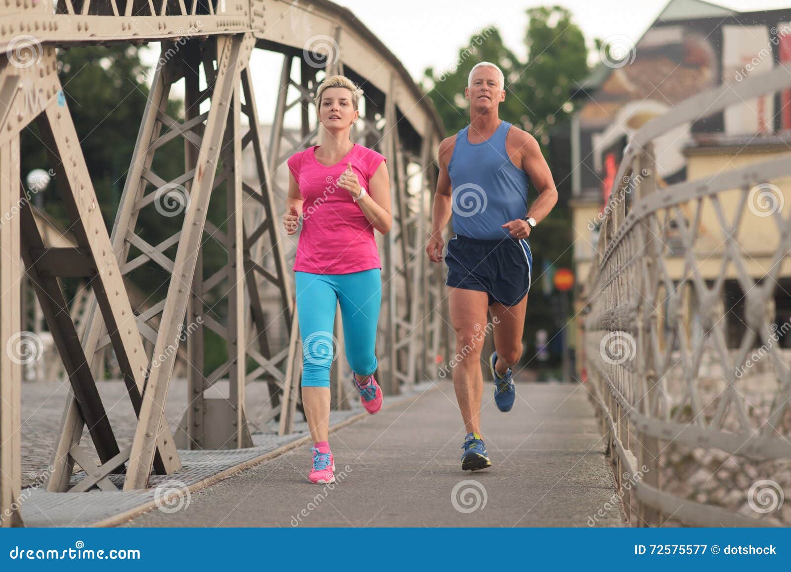 Couples pulsant image stock. Image du santé, ajustement - 72575577
