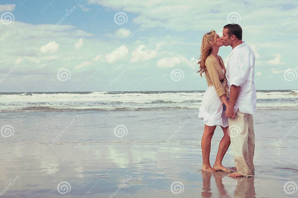 Couples Romantiques Dhomme Et De Femme Embrassant Sur Une Plage Photo