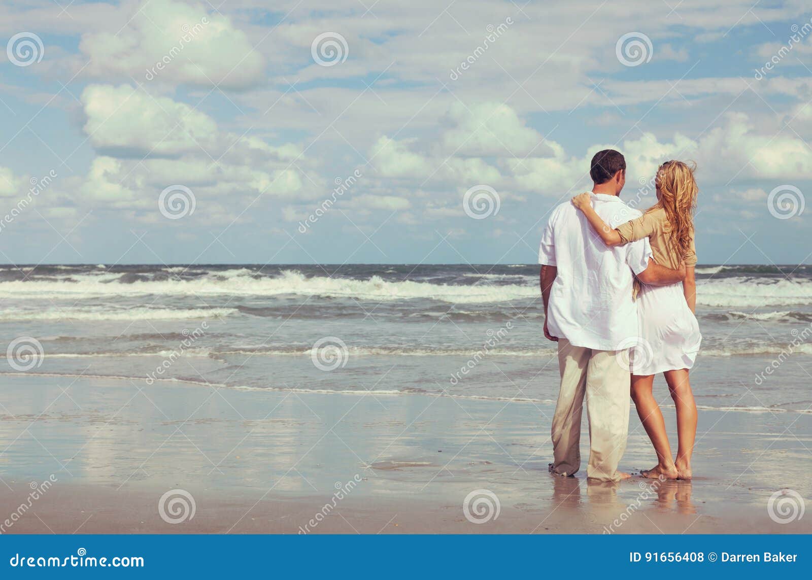Couples Romantiques Dhomme Et De Femme Embrassant Sur Une Plage Photo