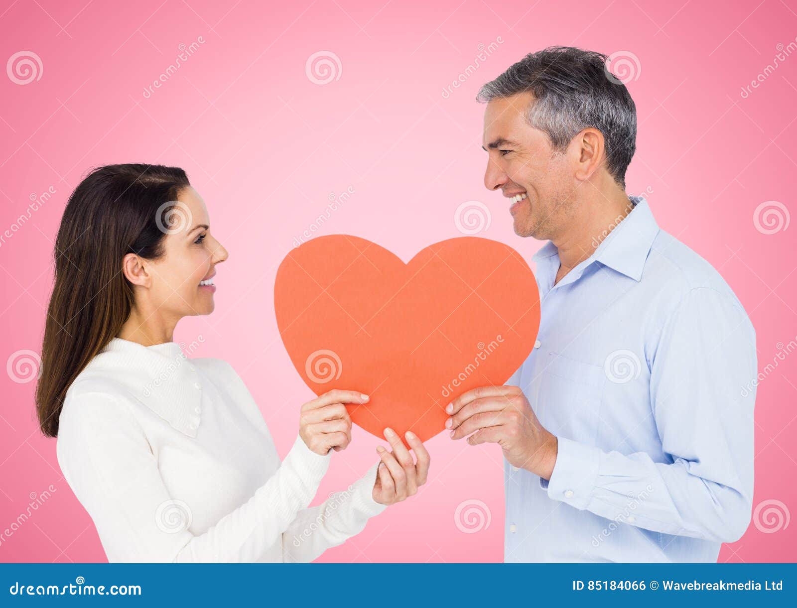 Couples Romantiques Tenant La Forme De Coeur Photo stock - Image du ...
