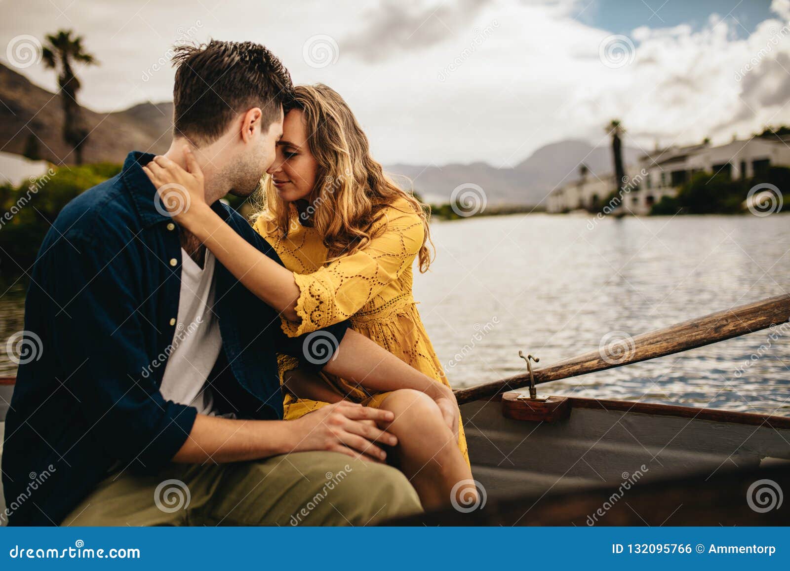 Couples Romantiques Une Date De Bateau Photo stock - Image du course ...