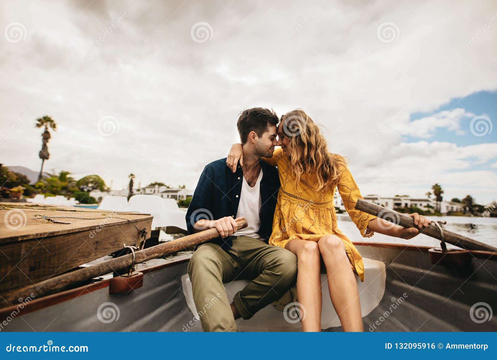 Couples Romantiques Une Date De Bateau Dans Un Lac Photo stock - Image ...