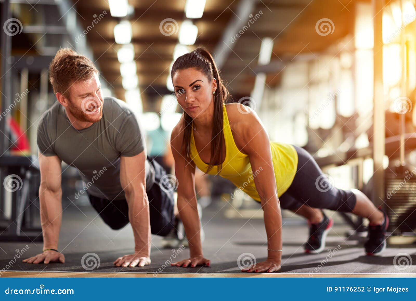 Couples Sur La Forme Physique S'exerçant Ensemble Photo stock - Image ...
