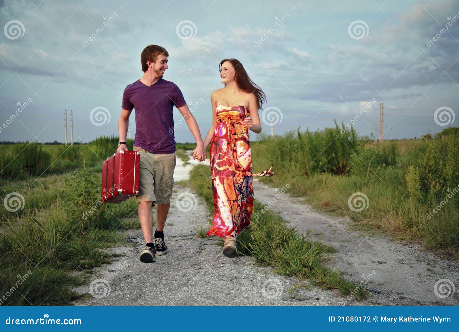 Couples Sur La Route Avec La Valise Photo Stock Image Of Adolescent