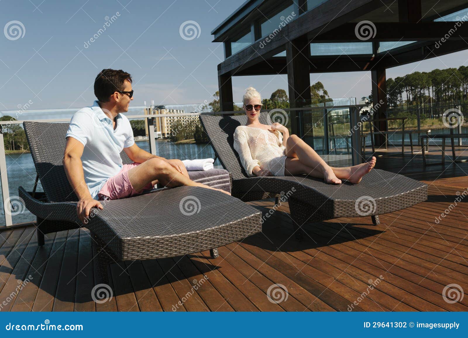 Couples sur le lit pliant photo stock. Image du coloré - 29641302