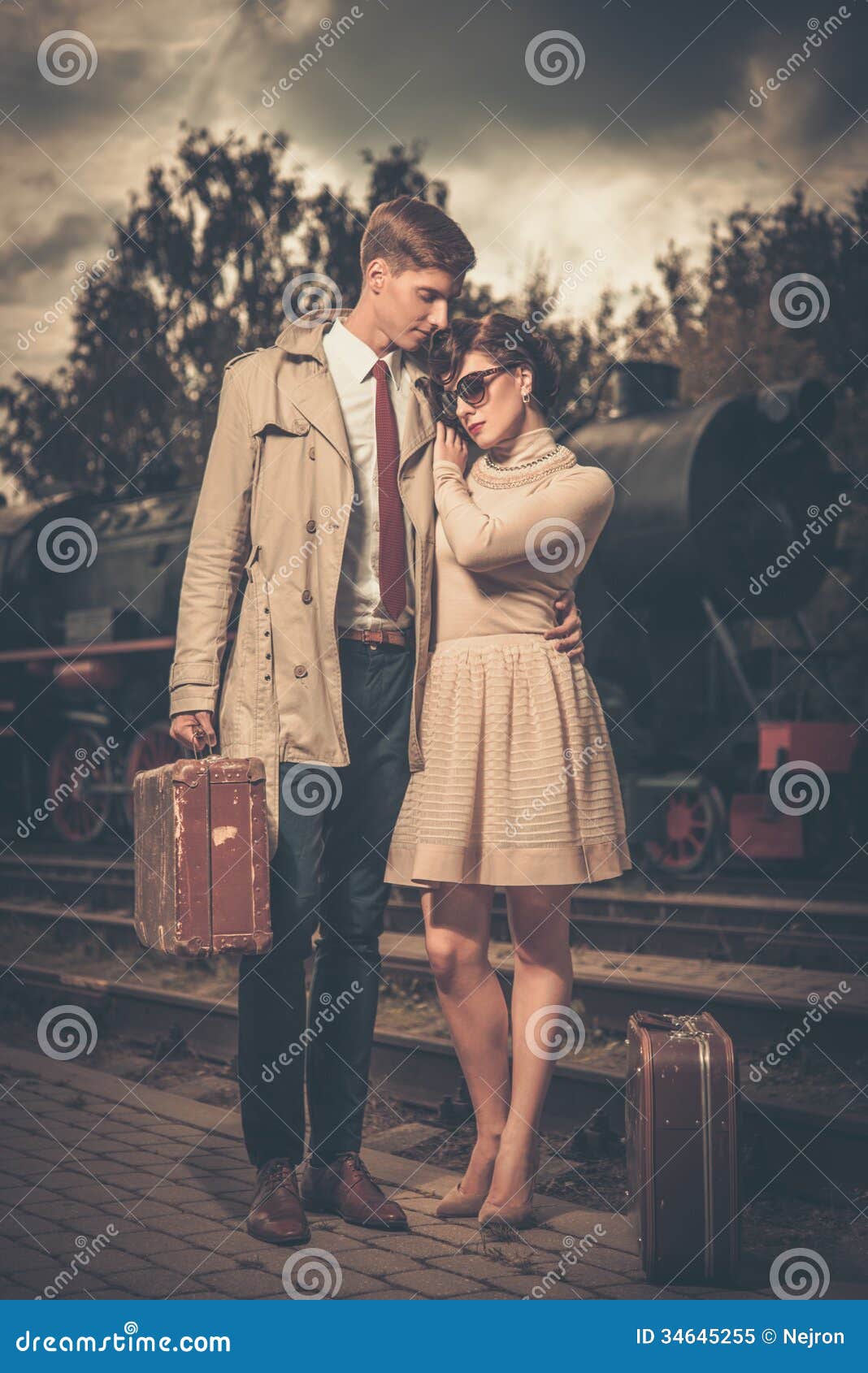 Couples Sur Une Station De Train Image stock - Image du railway ...