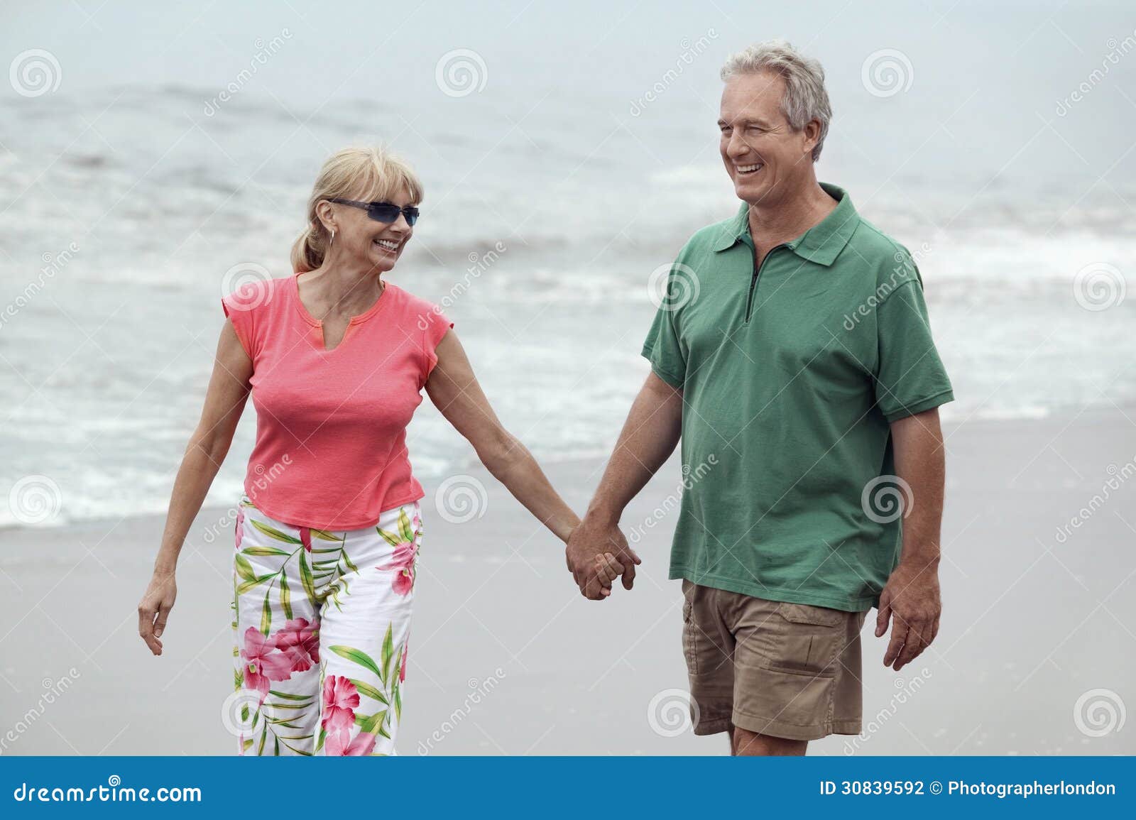 Couples Tenant Des Mains Marchant Sur La Plage Photo stock - Image du ...