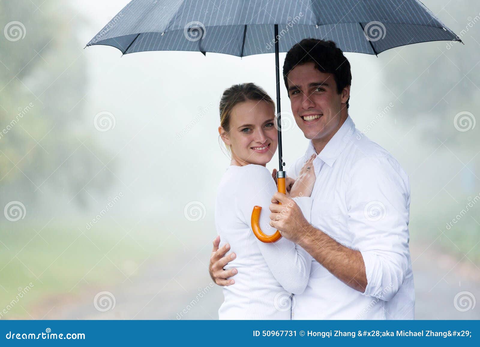 Couples Tenant Le Parapluie Image stock - Image du masculin, brouillard ...