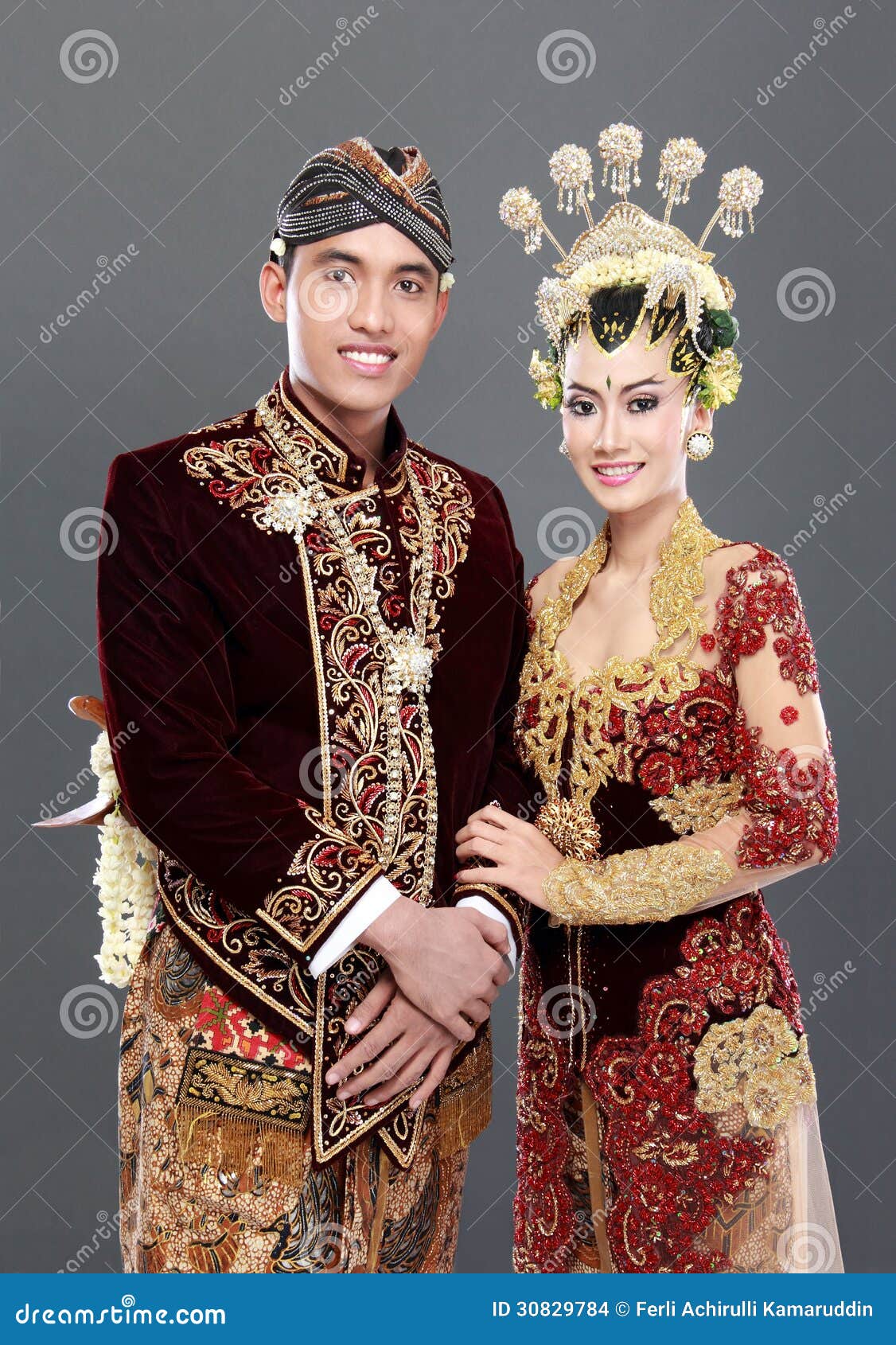 Couples Traditionnels De Mariage De Java Photo stock - Image du java ...