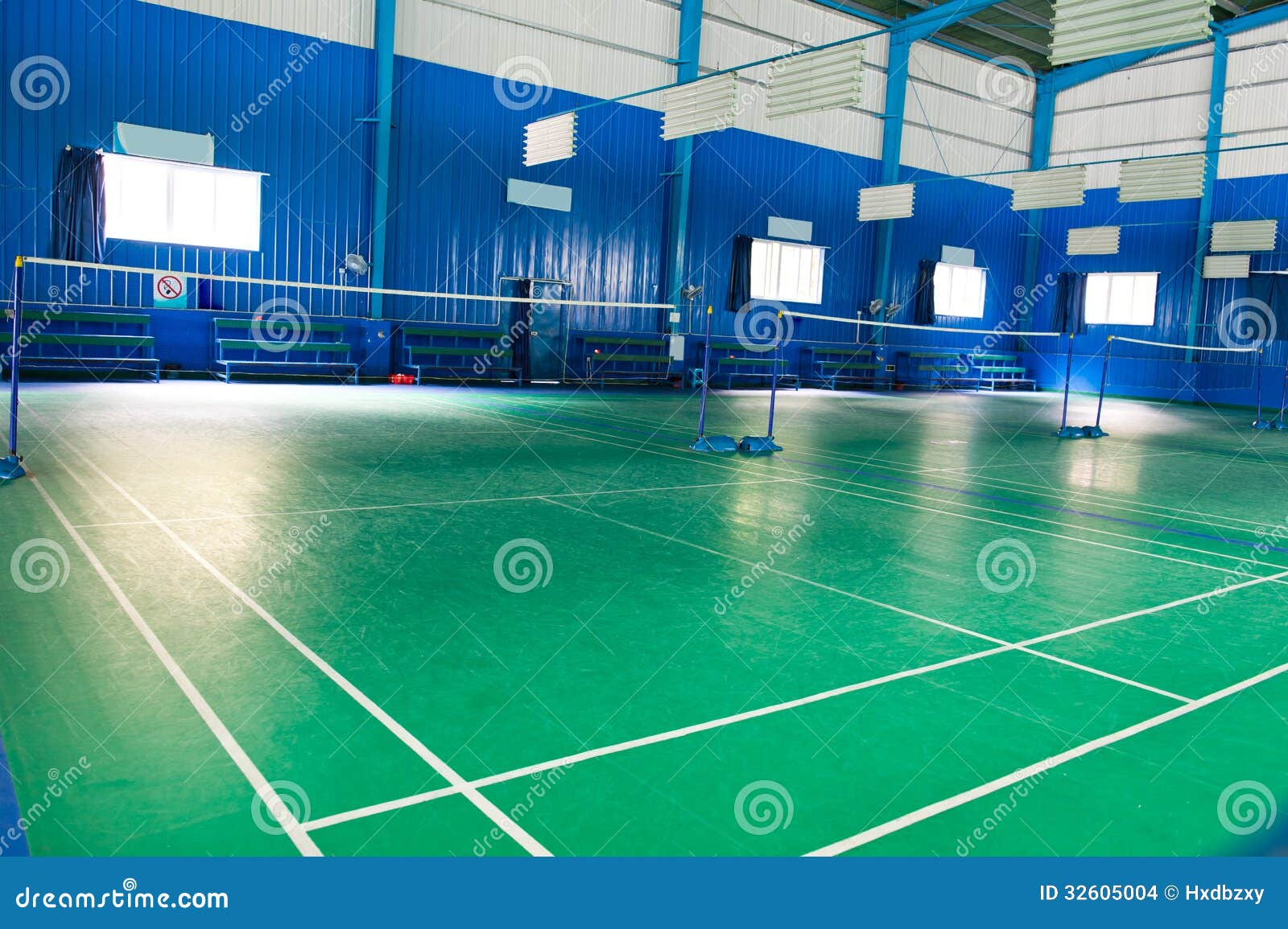 Cour de badminton vide photo stock. Image du santé, étage - 32605004