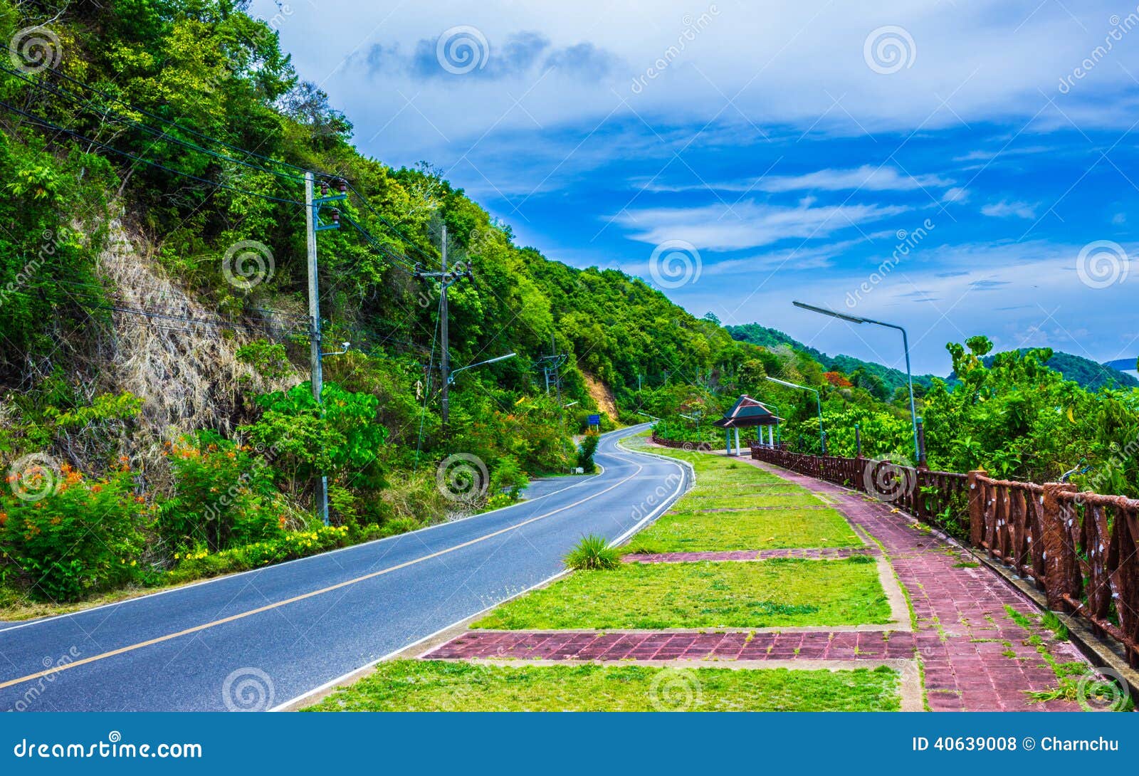 Courbe De La Route Dans La Colline Photo stock - Image du roche, frais ...