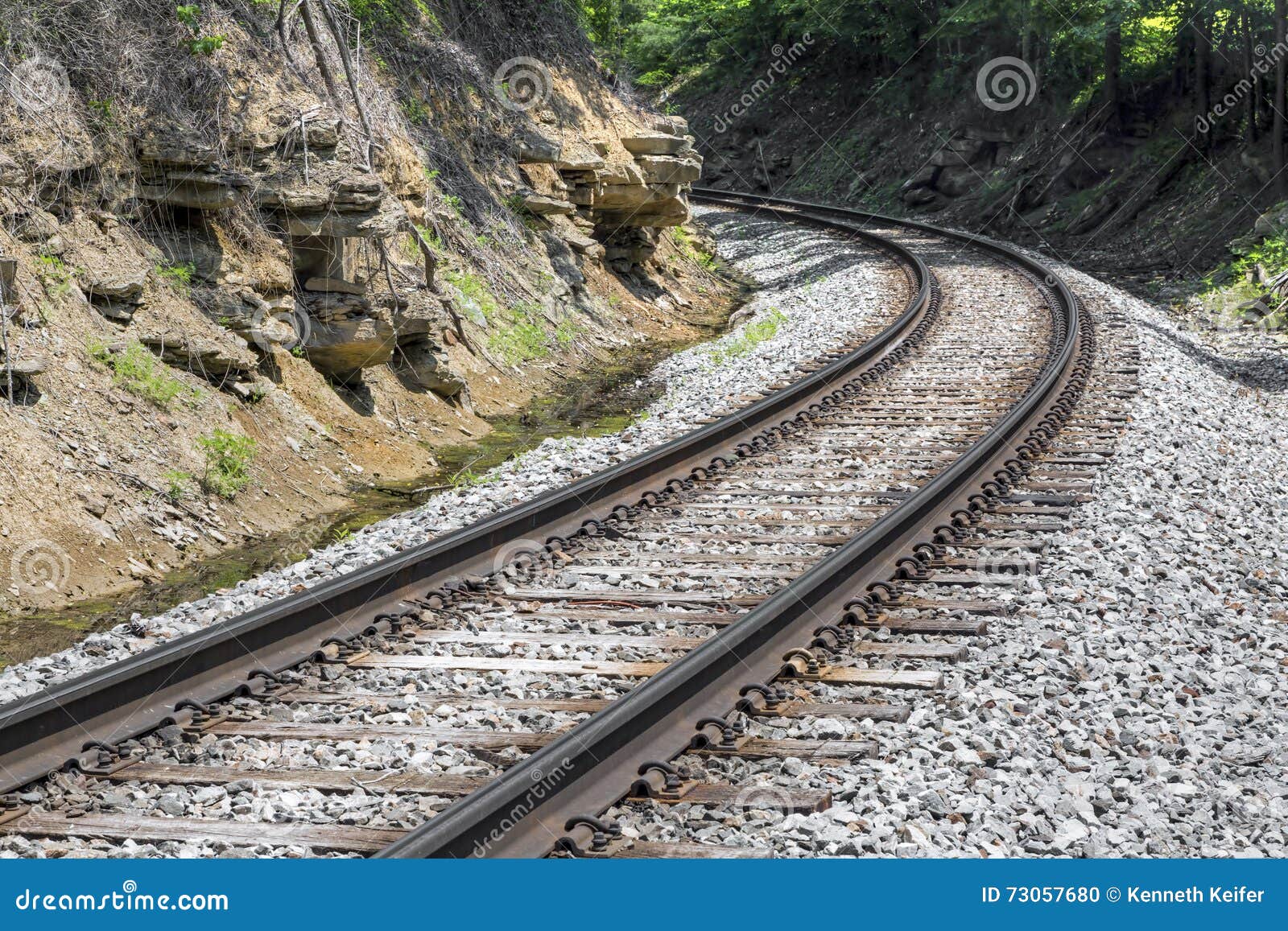Courber des rails photo stock. Image du métal, railroad - 73057680