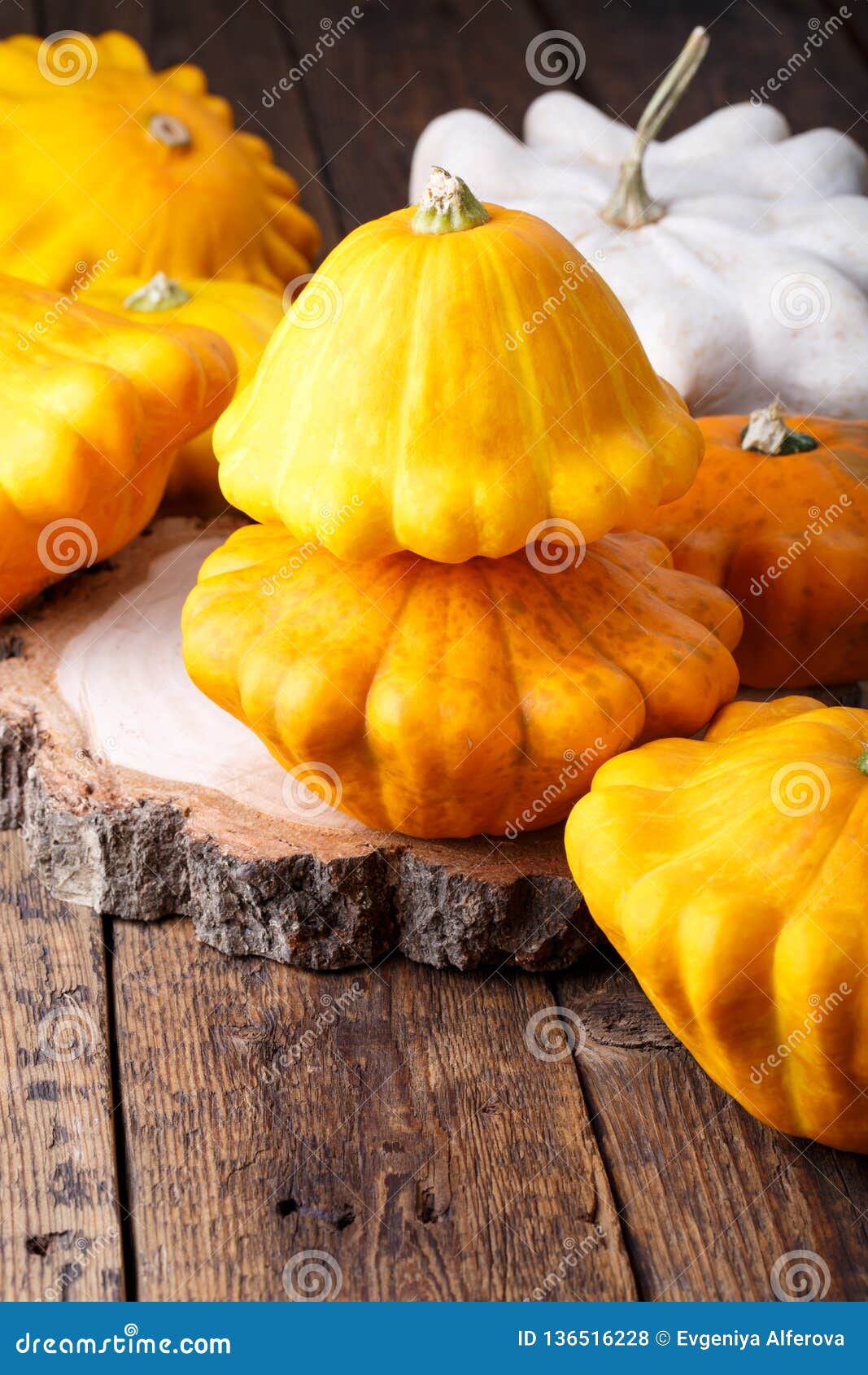 Courge pattypan jaune photo stock. Image du table, wooden - 136516228