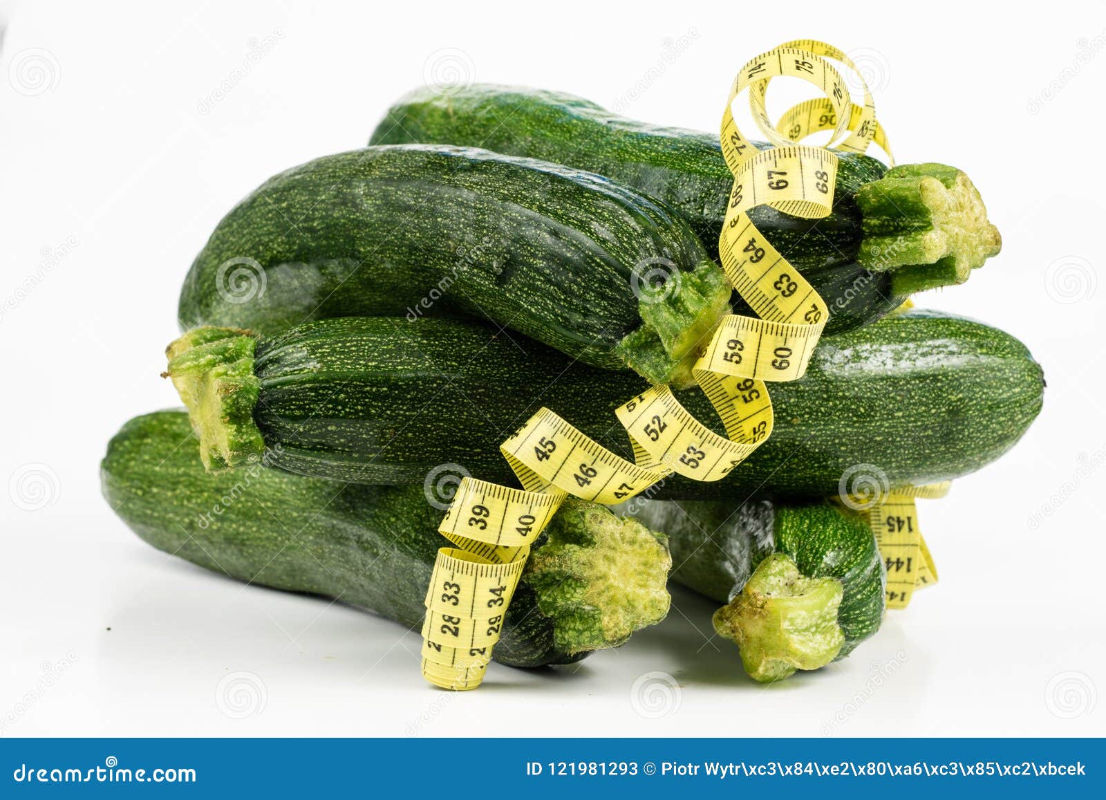 Courgette Sur Une Table Blanche Mesure De Tailleur De Mesurer La Taille ...