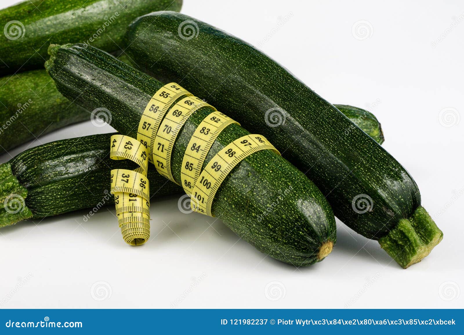 Courgette Sur Une Table Blanche Mesure De Tailleur De Mesurer La Taille ...