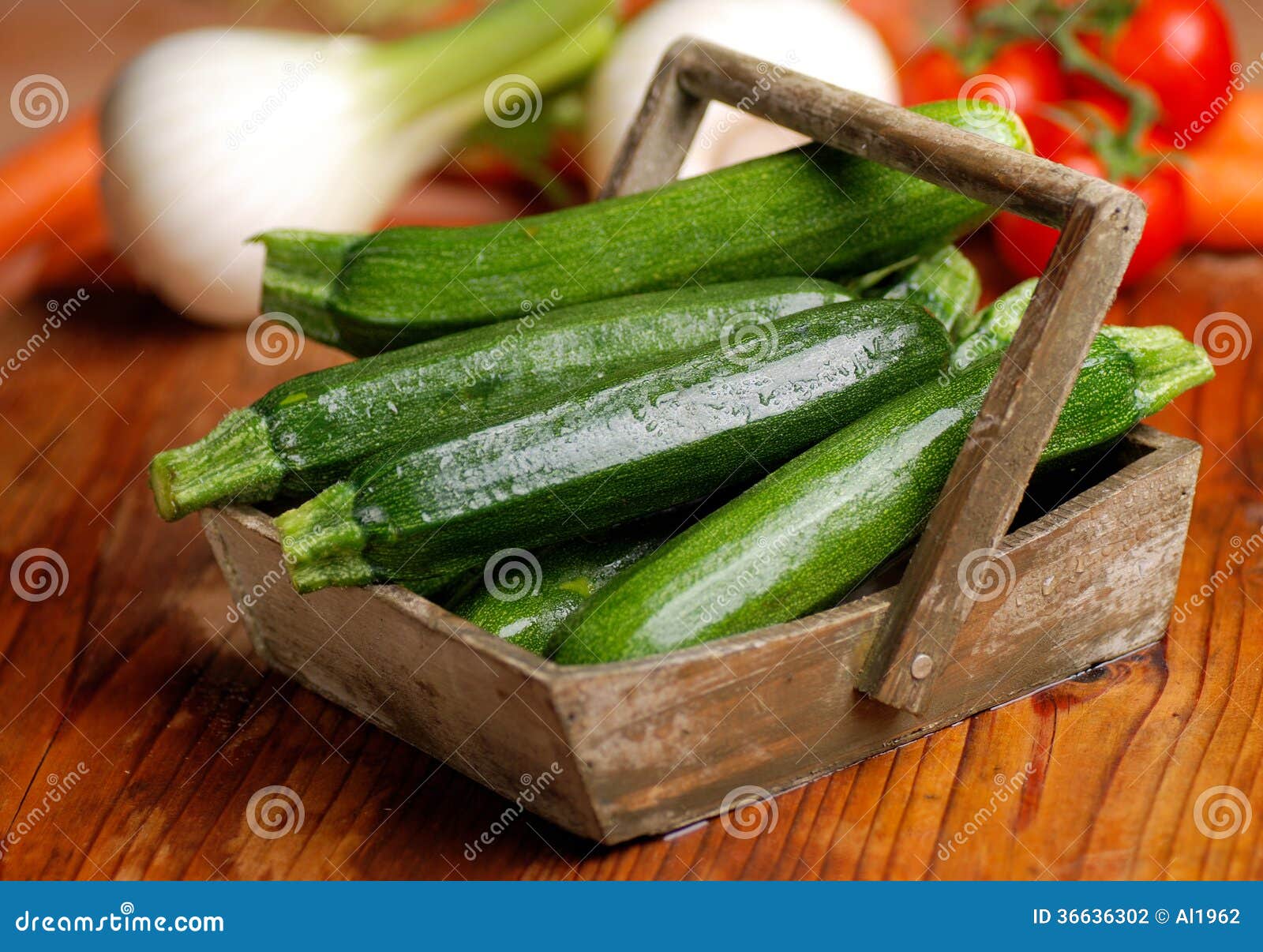 Courgette Verte Sur La Table Photo stock - Image du salade, fond: 36636302