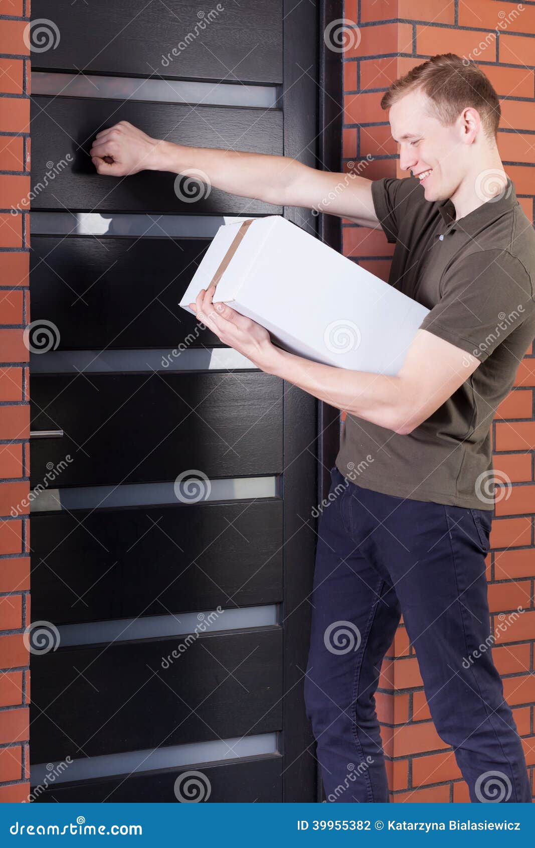 Courier knocking on doors stock photo. Image of packet - 39955382