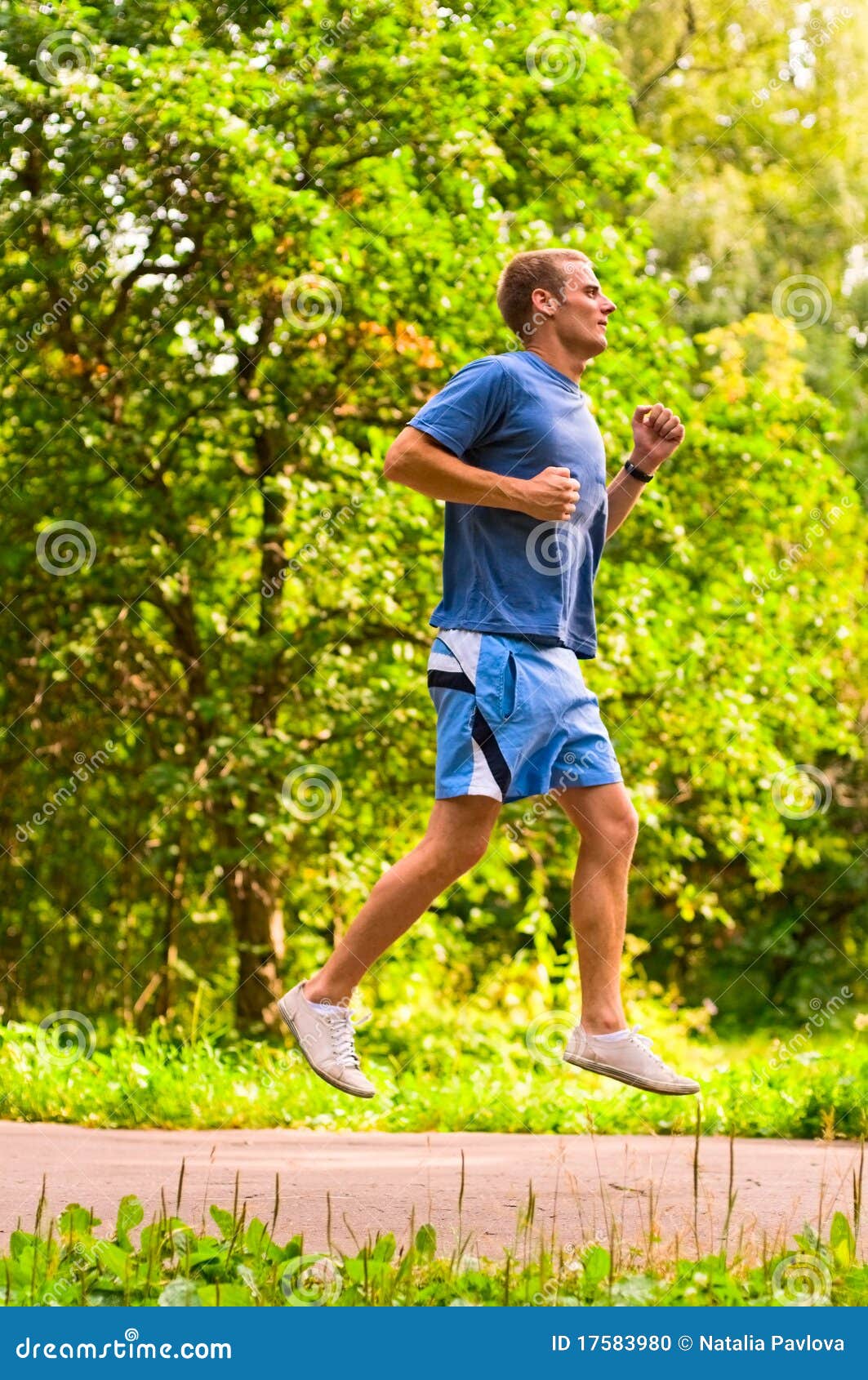 Courir de type photo stock. Image du gens, herbe, beau - 17583980