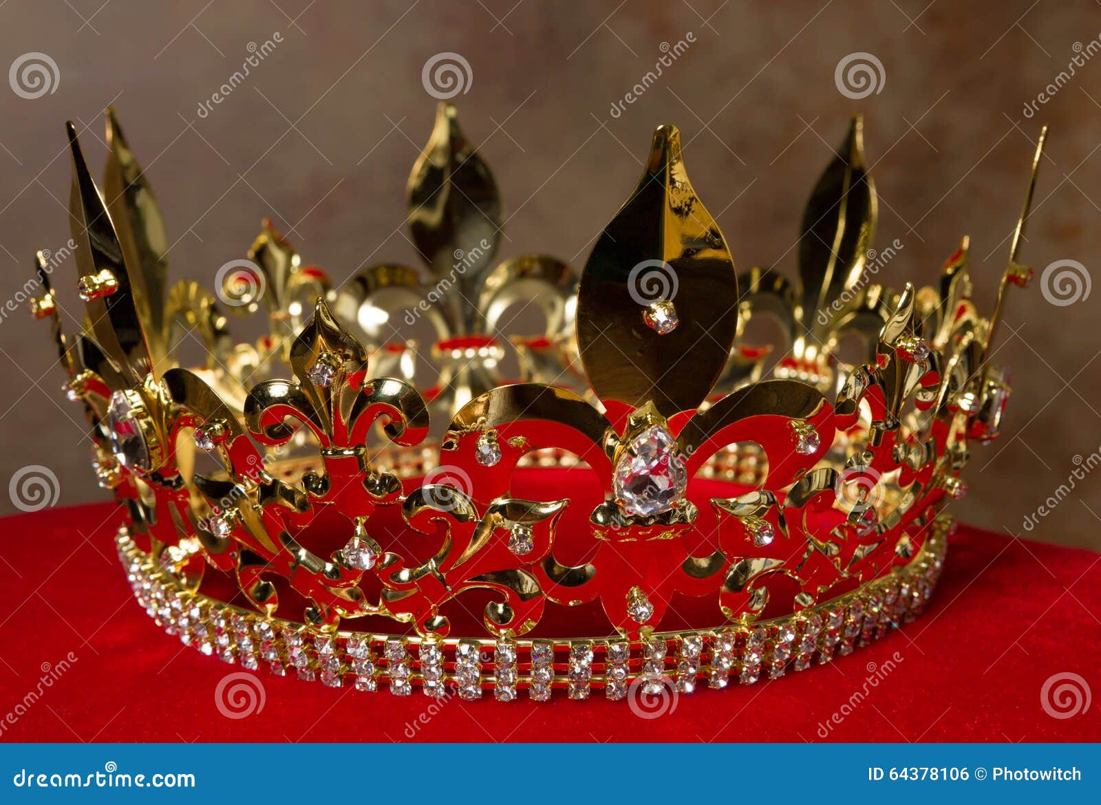 Couronne D'or Sur Le Velours Rouge Photo stock - Image du valable ...