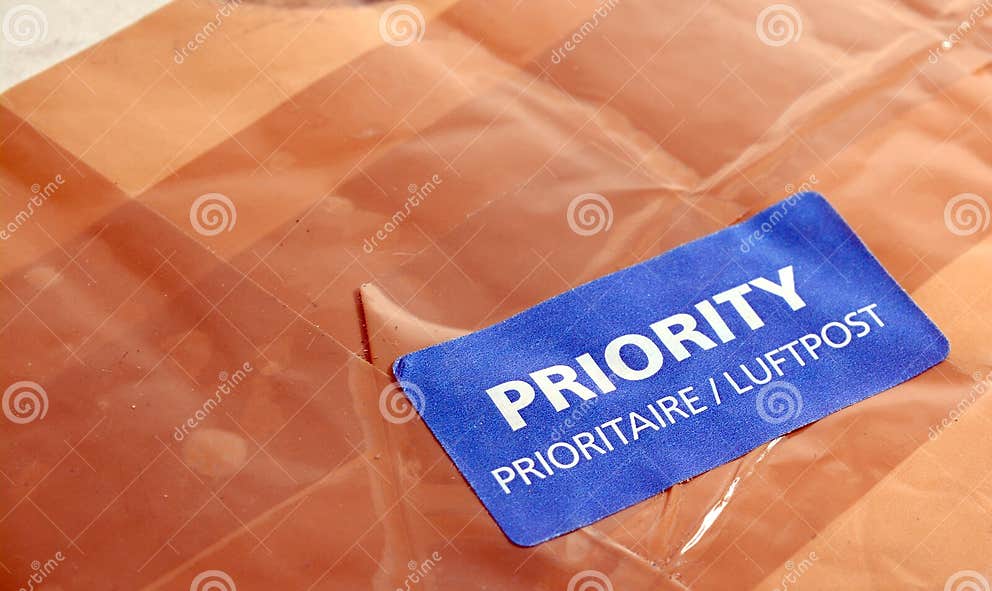 Courrier prioritaire image stock. Image du étiquette - 36960825