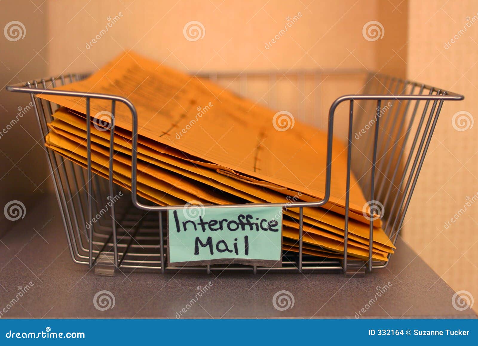Courrier quotidien photo stock. Image du action, rapports - 332164