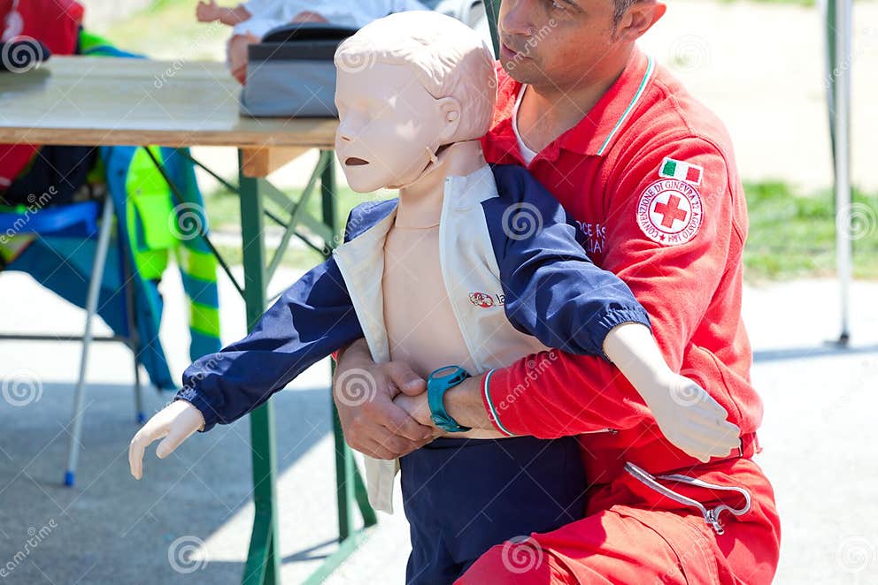 Cours des premiers secours image éditorial. Image du instructions ...