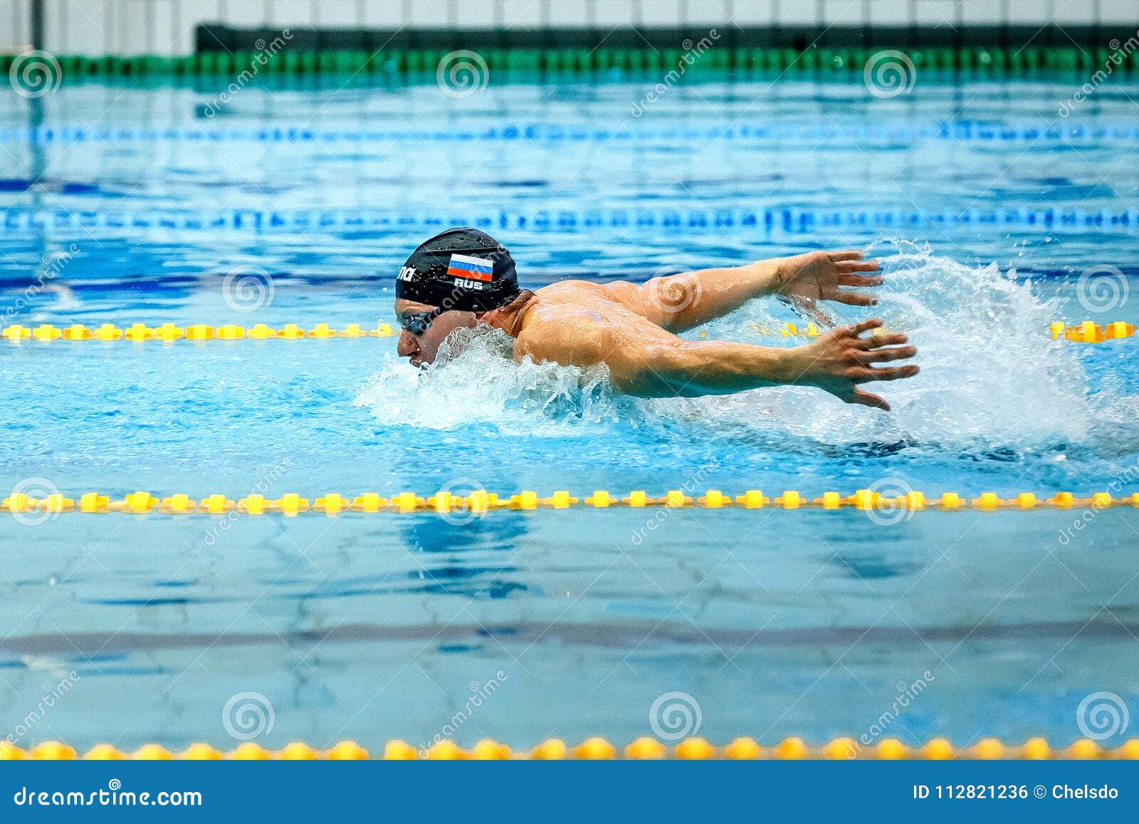 Course De Papillon Russe De Natation De Nageur Dans La Piscine Photo ...