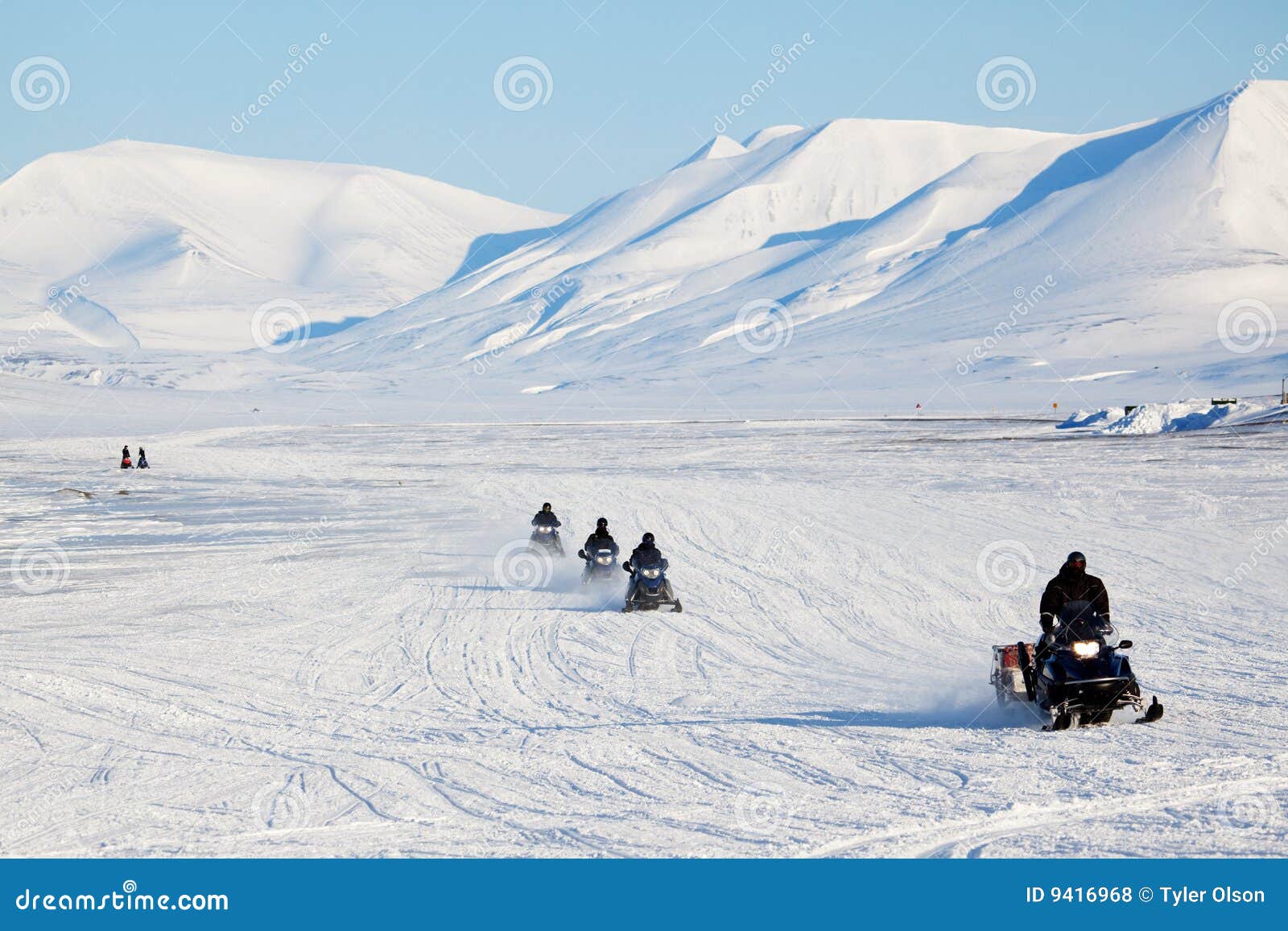 Course de snowmobile photo stock. Image du tourisme, svalbard - 9416968