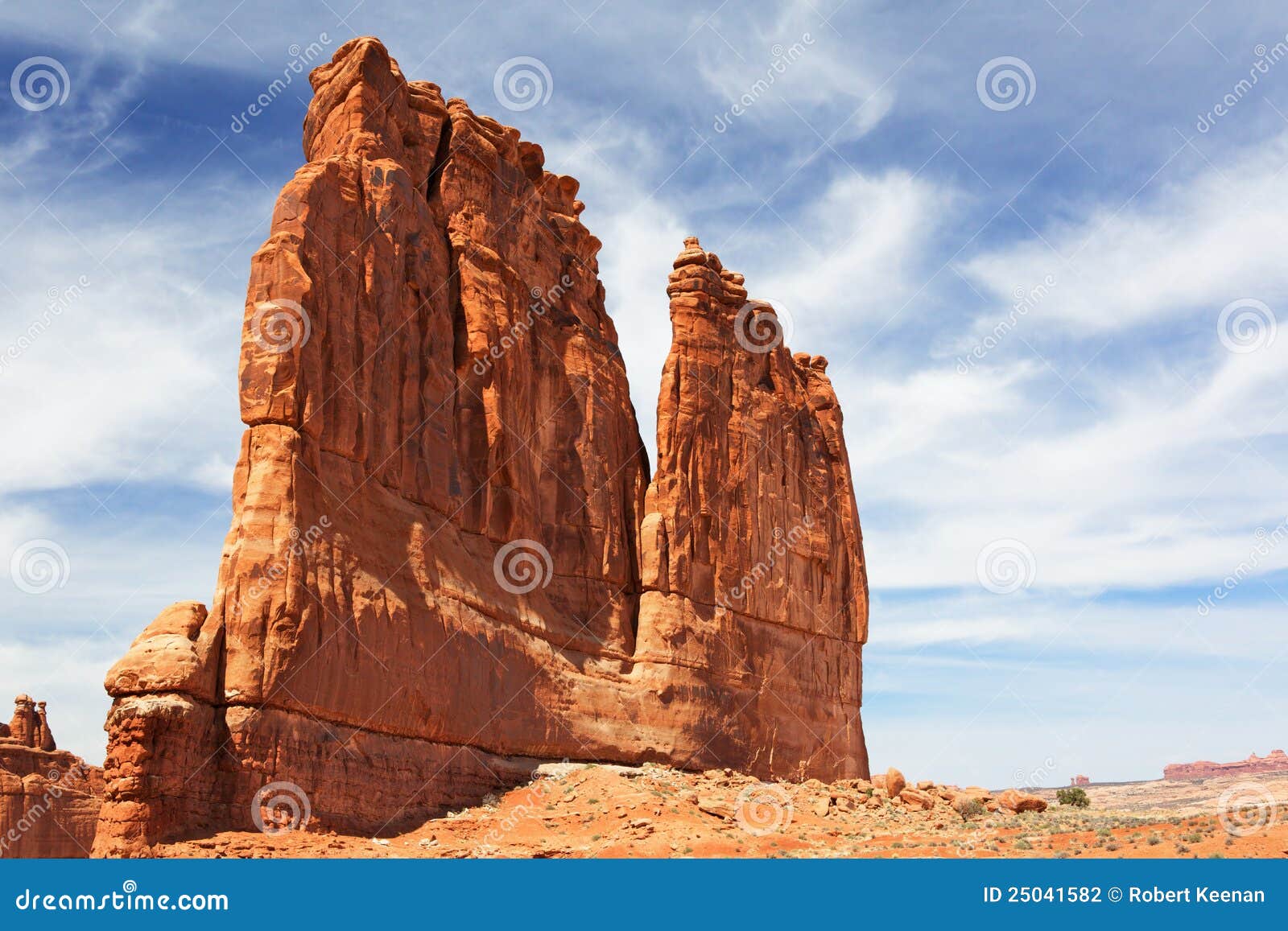 Courthouse Towers Viewpoint Features The Three Gossips Rock Formation ...