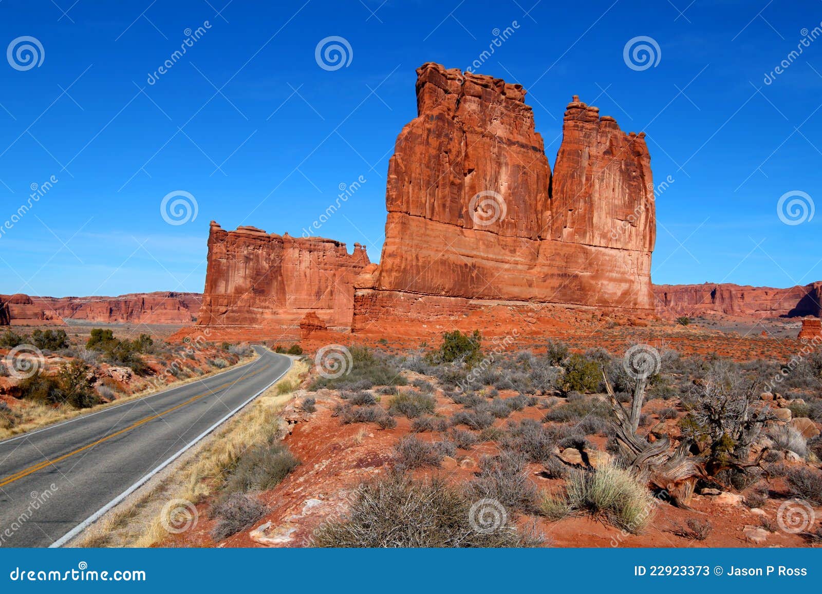 Courthouse Towers Viewpoint Features The Three Gossips Rock Formation ...