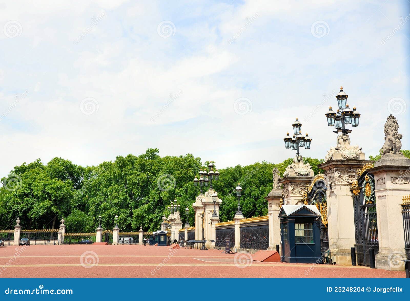 Courtyard of Buckingham Palace Stock Photo - Image of gold, iron: 25248204